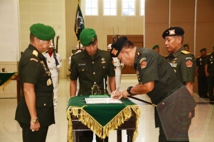 Komandan Pussenkav Kodiklat TNI AD Di Serah Terimakan | Website Tentara ...