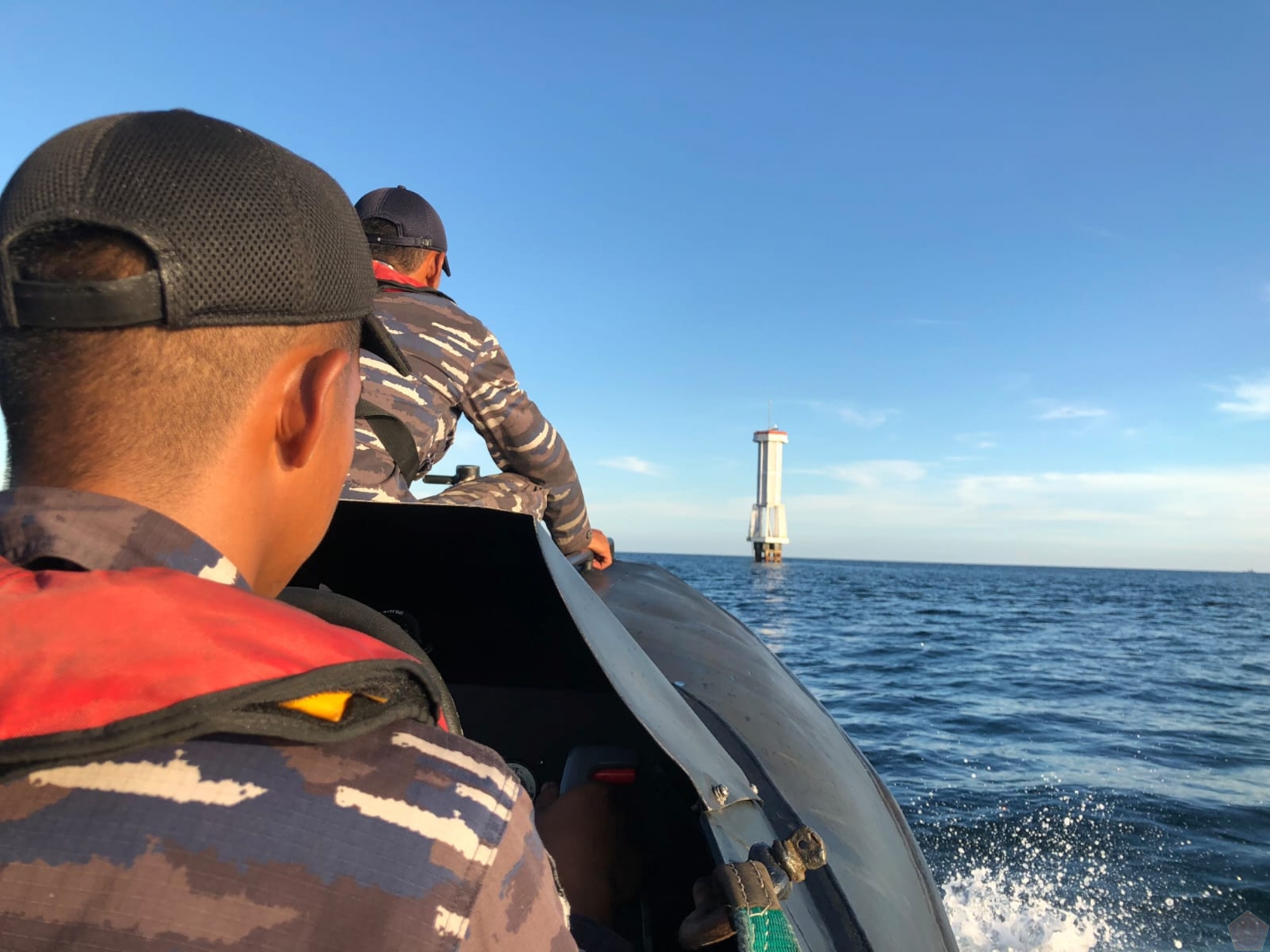 KRI Singa-651 Laksanakan Perbaikan Dan Perawatan Mercusuar Karang Unarang