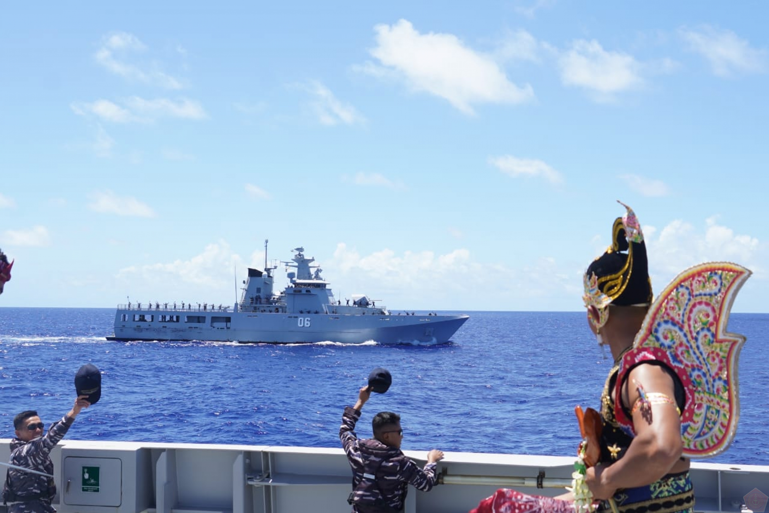 KRI Rem-331 Berlatih Dengan Kapal Perang Brunei Di Laut Internasional ...