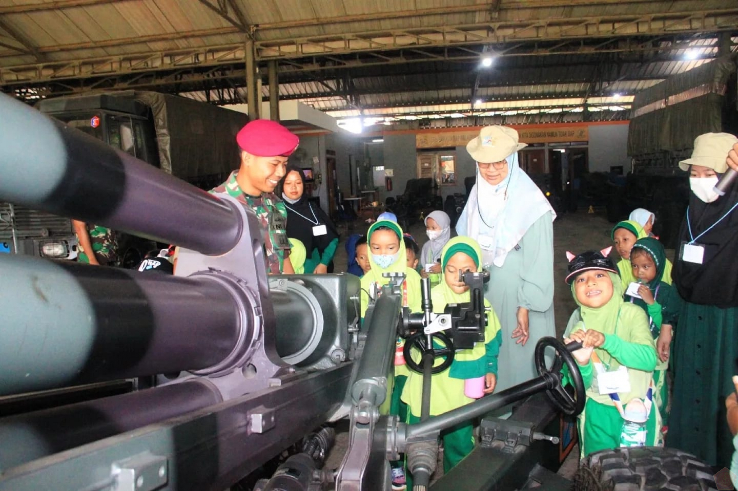 Prajurit Batalyon Howitzer 1 Marinir Terima Kunjungan TK Saung Quran ...