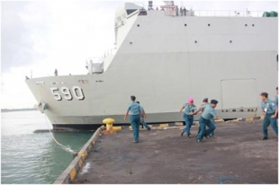 KRI Makassarâ€“590 Sandar Di Pelabuhan Benoa Bali | Website Tentara ...