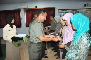 Korem 071/Wijayakusuma Berikan Santunan Perawatan Jenazah Prajurit ...