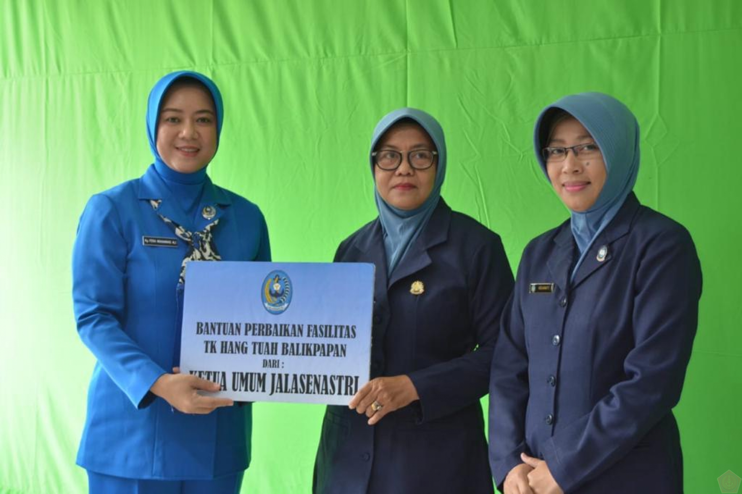 Ny. Fera Muhammad Ali Berikan Bantuan Perbaikan Fasilitas TK Hang Tuah ...