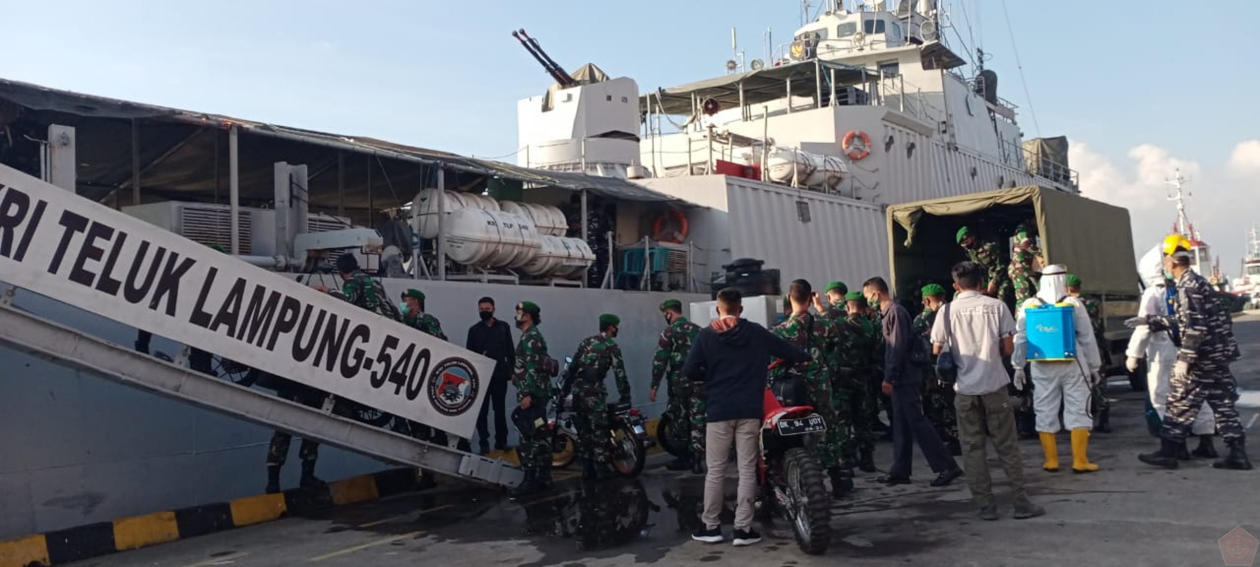 KRI Teluk Lampung 540 Geser Satgas Pamtas ke Perbatasan NTT | Website ...