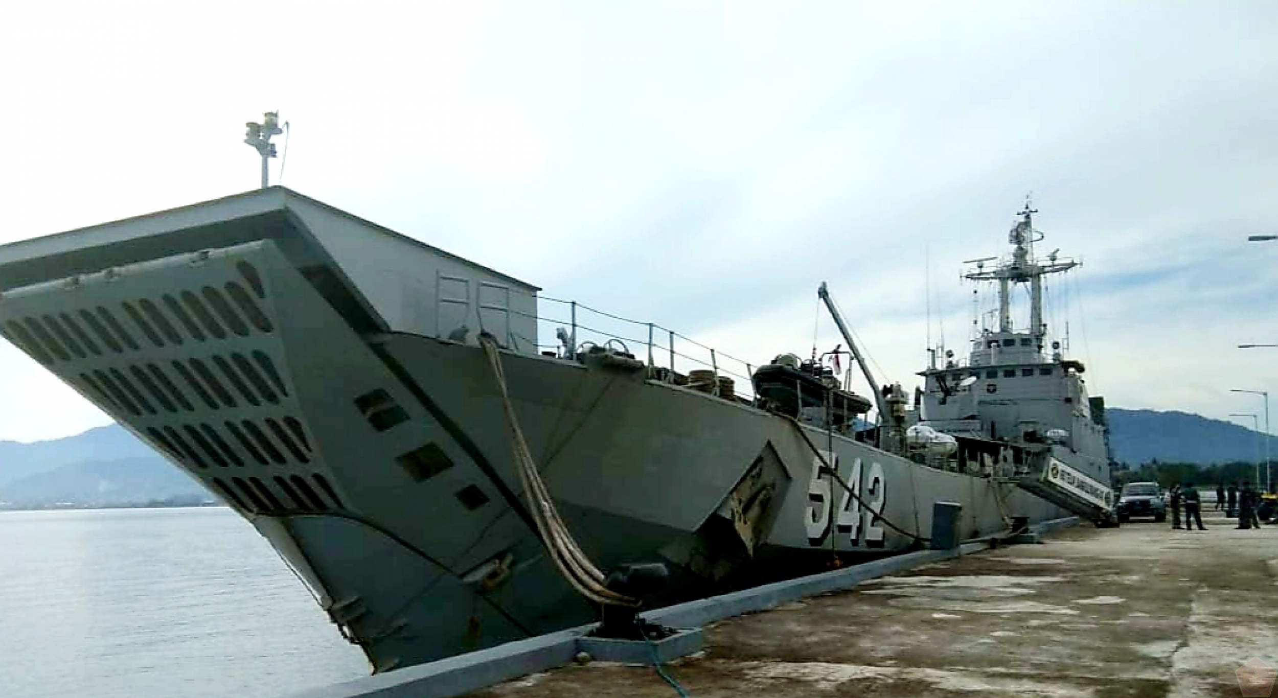 KRI Teluk Sangkulirang-542 Sandar di Lanal Mamuju | Website Tentara ...