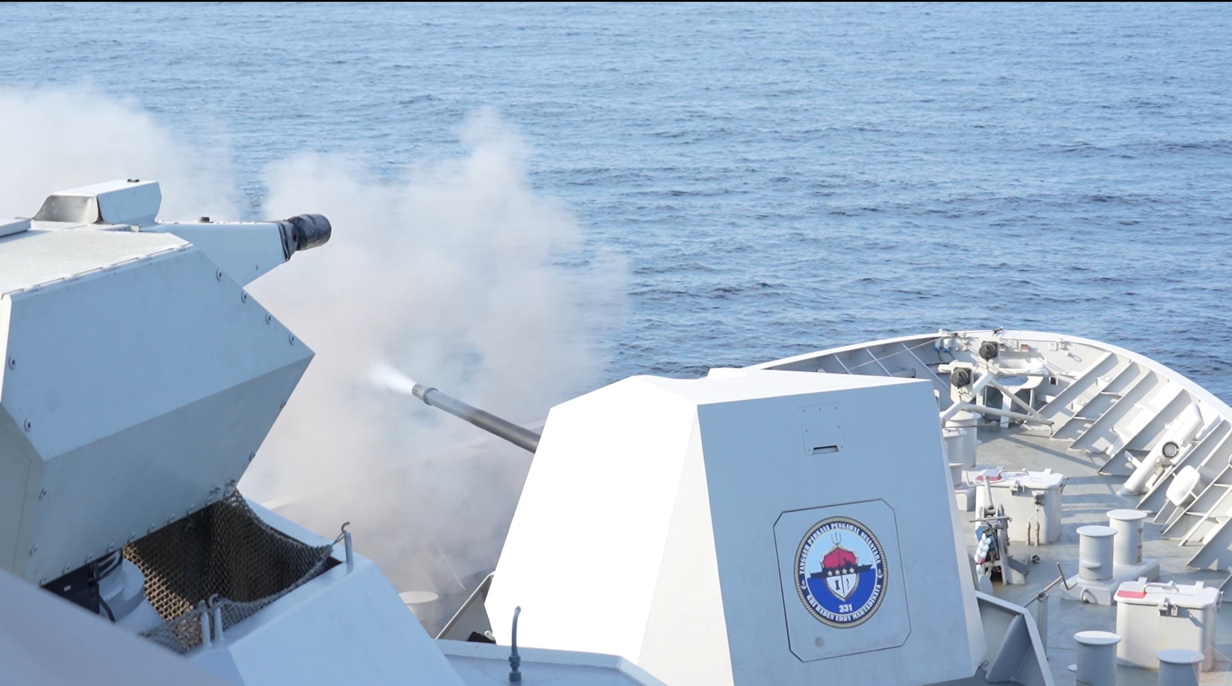 KRI Raden Eddy Martadinata-331 Uji Kesiapan Menembak Meriam 76