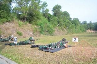 Prajurit Korem 011/ Lilawangsa Laksanakan Menembak Dengan Laras Panjang