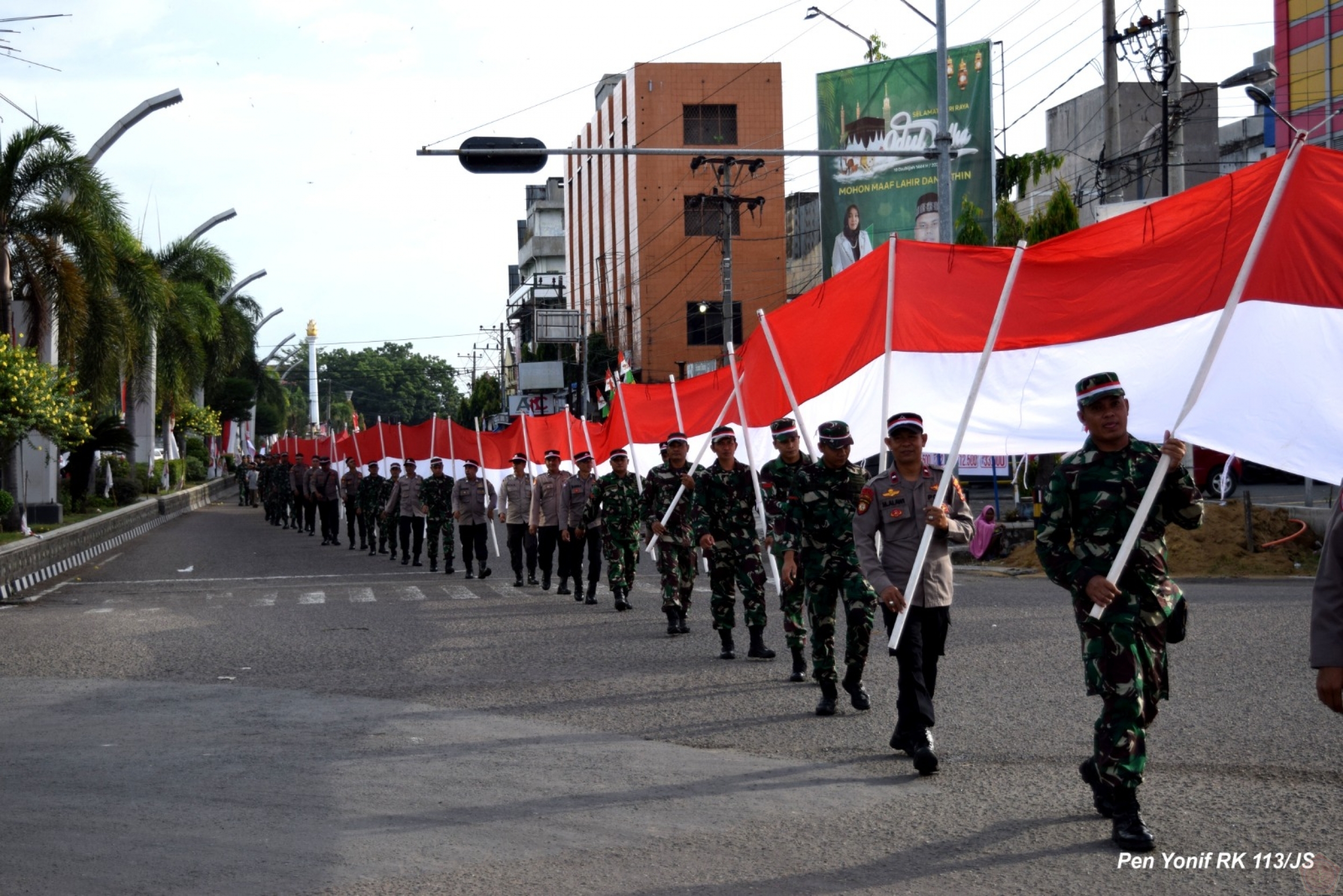 Prajurit Badak Hitam Yonif RK 113/JS Melaksanakan Kirab Bendera Merah ...