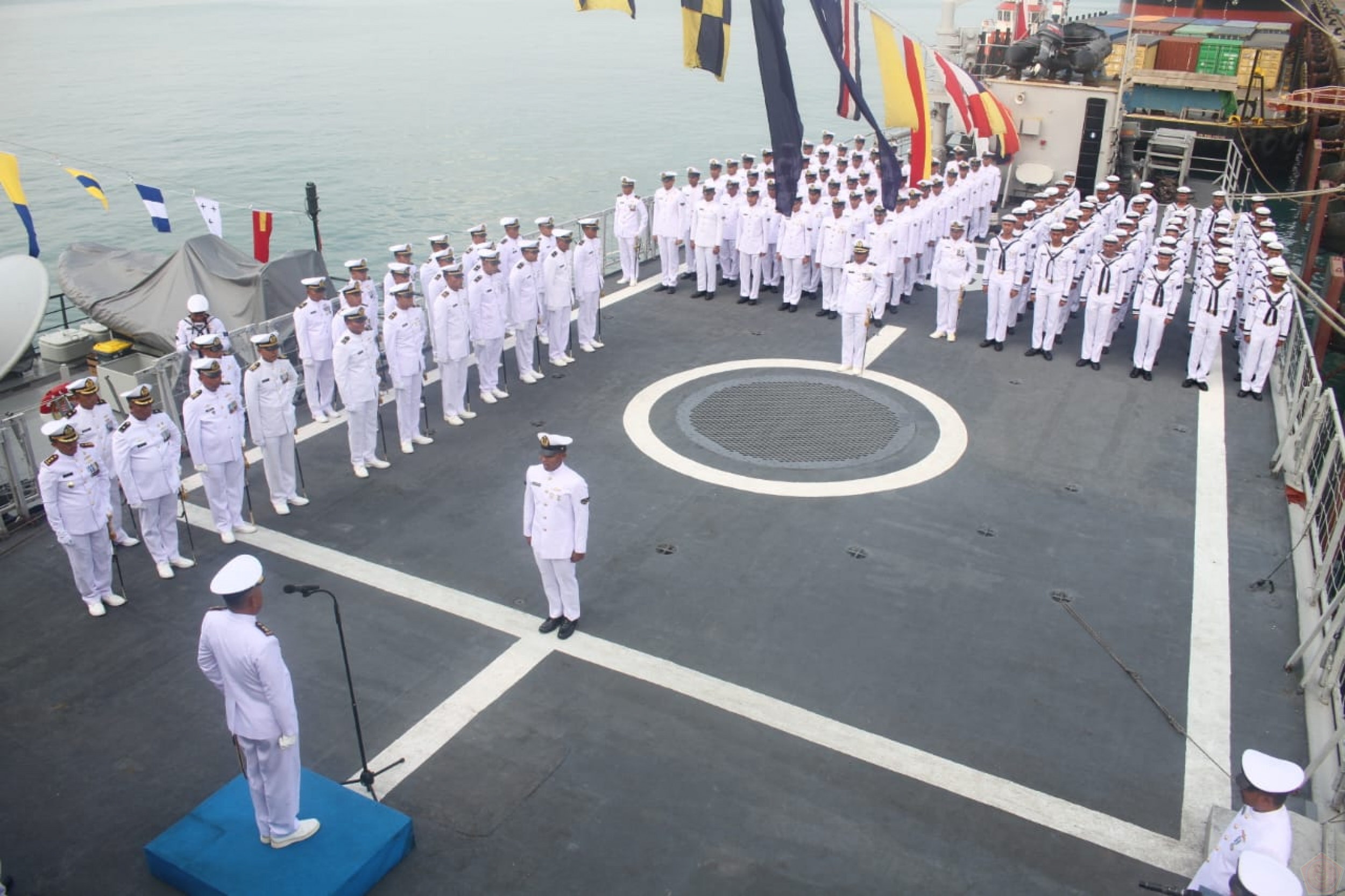 Sebelum Melaksanakan Operasi, Prajurit KRI KST-356 Ikuti Upacara ...