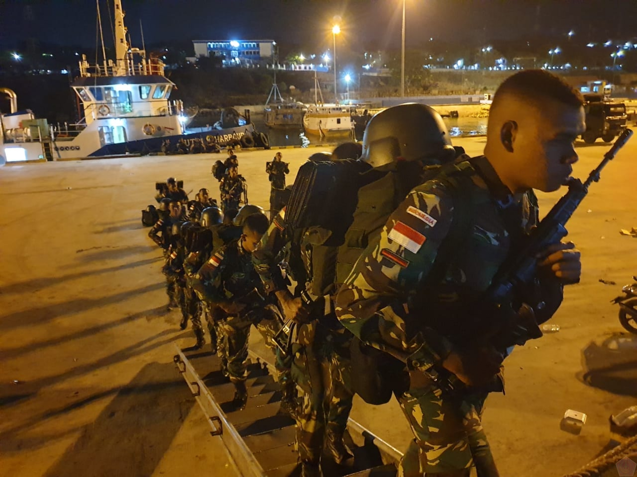 KRI Teluk Lampung 540 Embarkasi Yonif Mekanis Raider 408 Suhbrasta ...