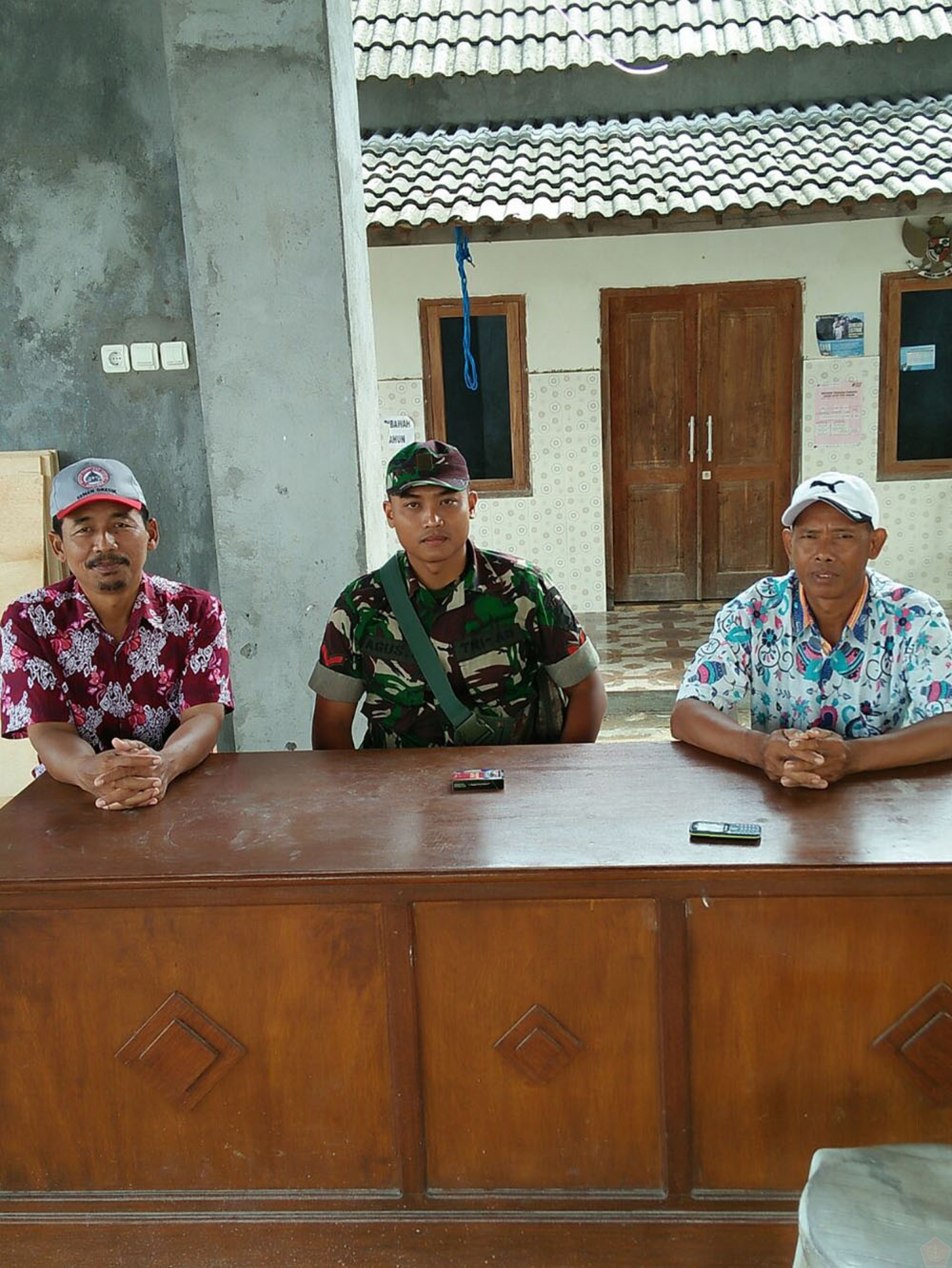 Danramil 0812/16 Wujud Kemanunggalan TNI Dengan Rakyat Dalam ...