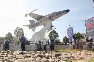 Prajurit Lanud Sim Bersihkan Monumen Pesawat Hawk 200 | Website Tentara ...