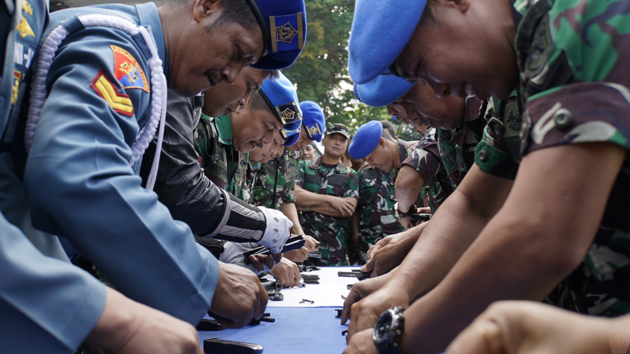 Prajurit Pomal Lantamal VI Asah Keterampilan Bongkar Pasang Senjata ...