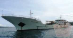 KRI Makassar-590 Tangkap Kapal Pengangkut Ikan Hiu | Website Tentara ...