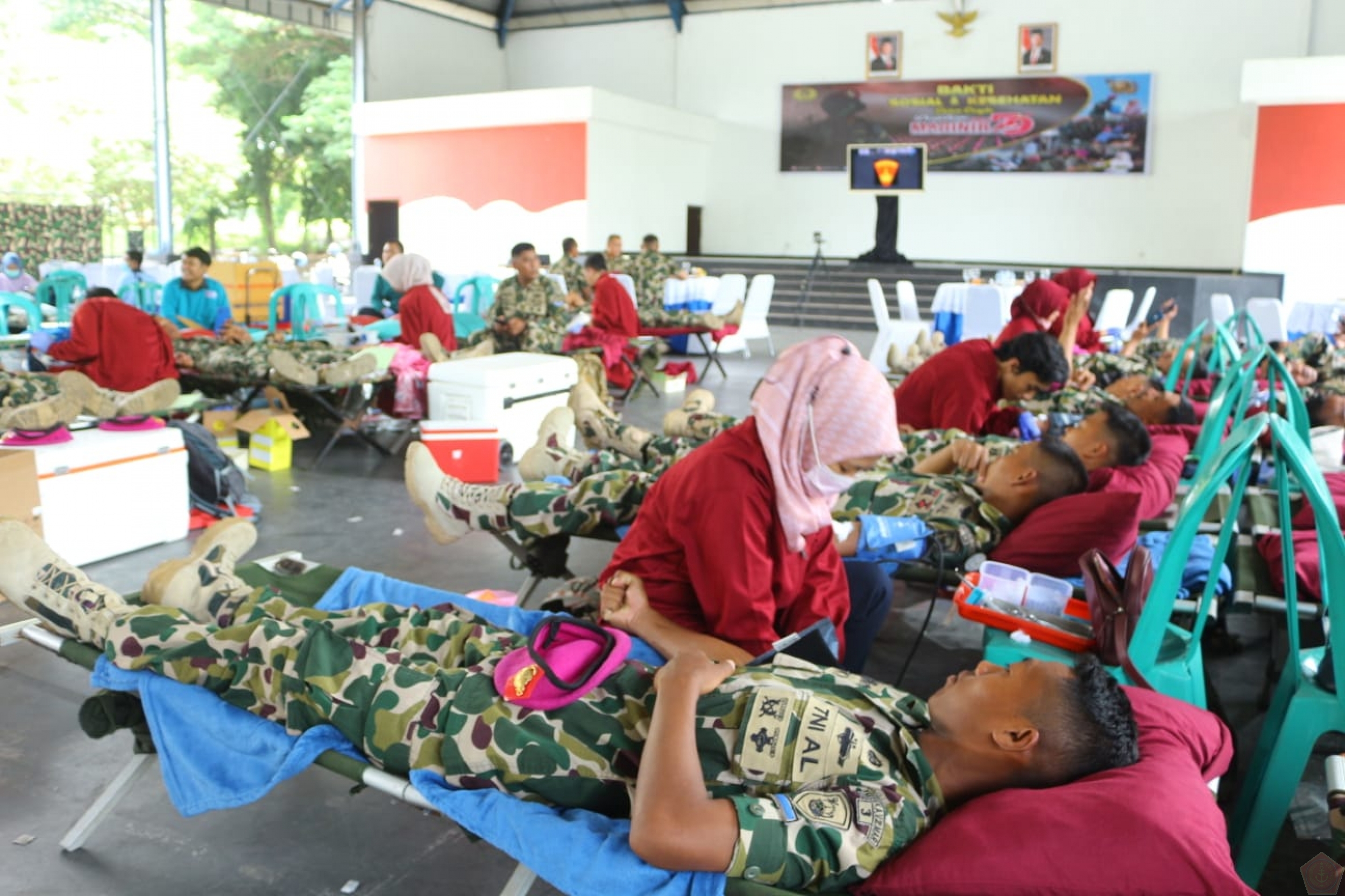 Sambut HUT Ke-79 Korps Marinir, Prajurit Yonkapa 2 Marinir dan Jalasenastri Laksanakan Donor Darah