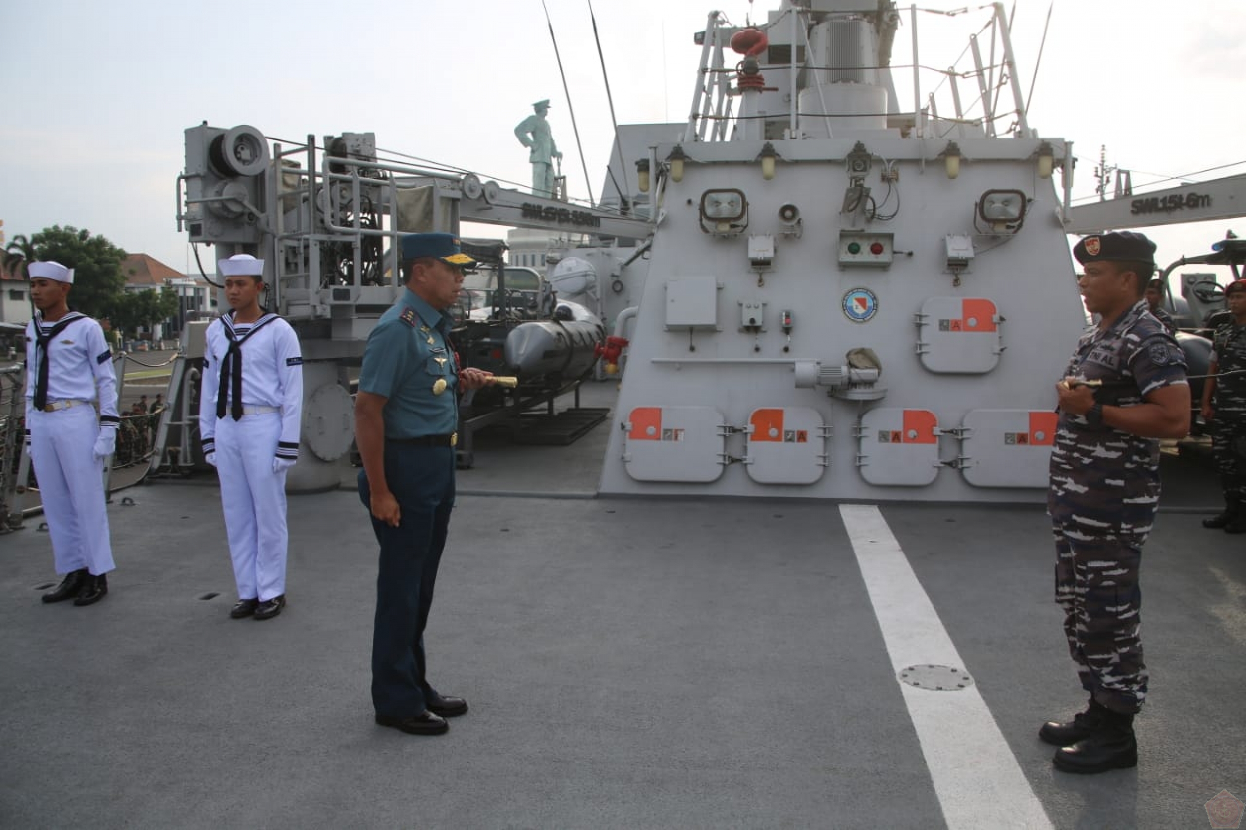Bersama KRI SIM-367, Pangkoarmada II Meninjau Uji Penembakan Torpedo ...