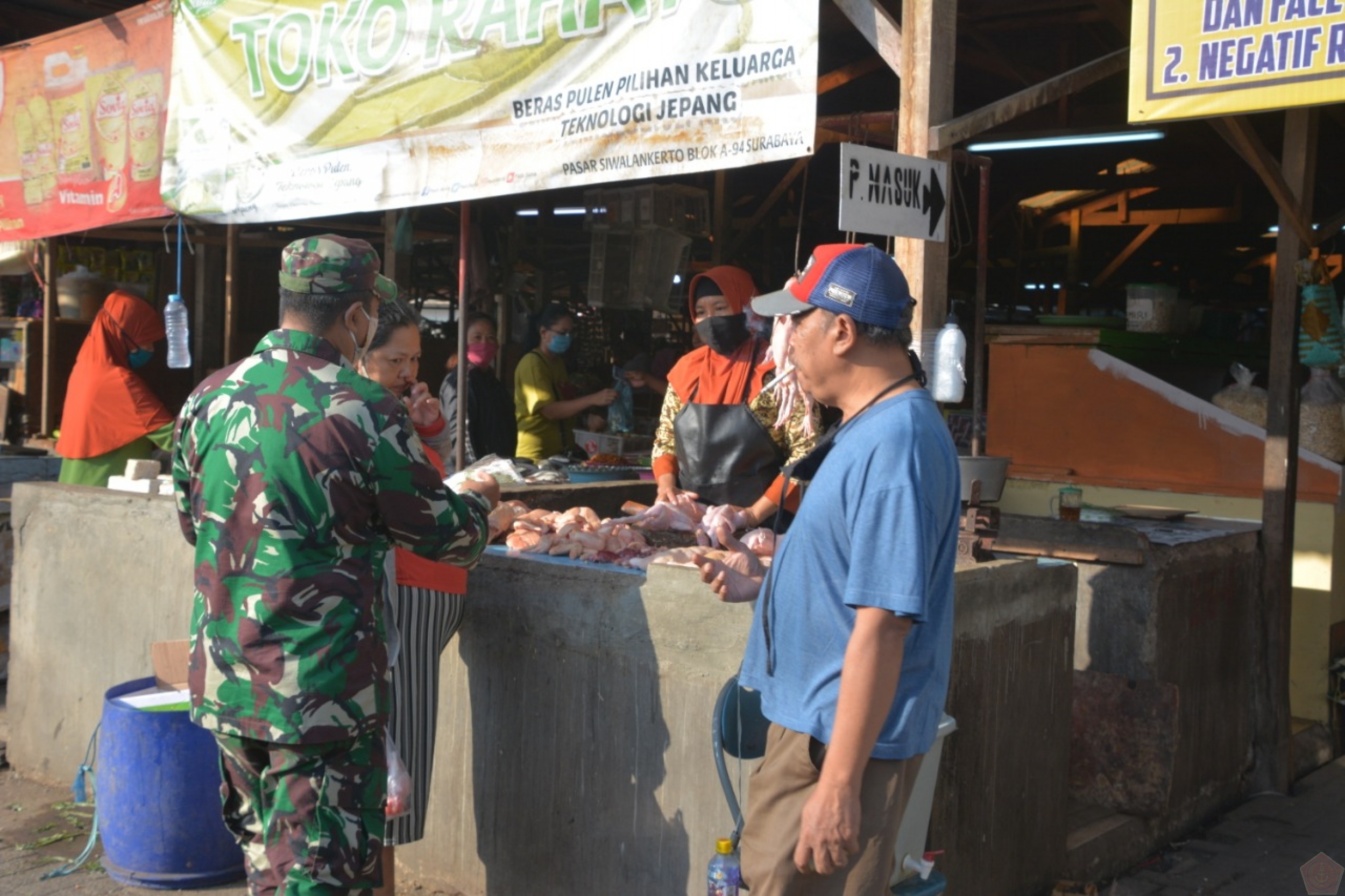 Korem Tipe A 084/Bhaskara Jaya Bagikan 3.500 masker di Pasar Mahakarya ...
