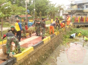 Prajurit Brigif 19/Khatulistiwa Bersama Masyarakat Bersihkan Sungai ...