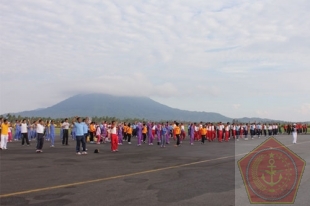 Jalan Santai Dan Senam Aerobic di Lanud Ranai | Website Tentara ...