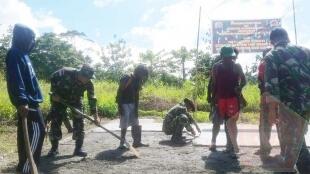 Yonif Mekanis 516 Bangun Lapangan Voli | Website Tentara Nasional Indonesia