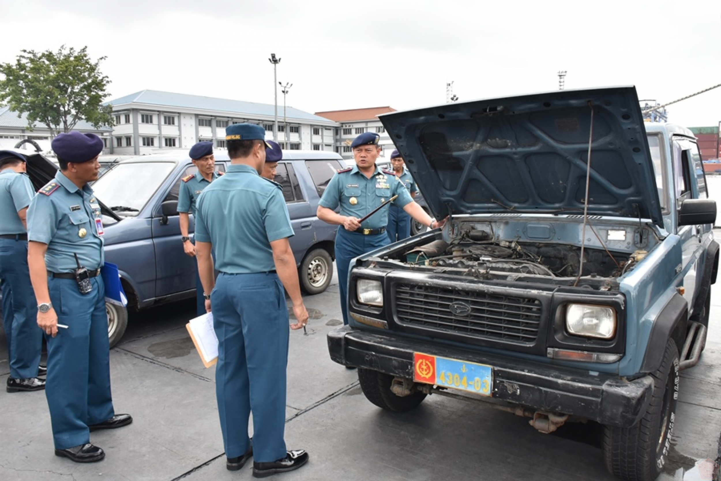 Pastikan Aman Dan Siap Operasi Pangkolinlamil Inspeksi Kendaraan Dinas ...