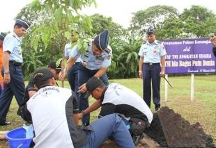 Kasau Tanam Pohon di Skadud 1 | Website Tentara Nasional Indonesia