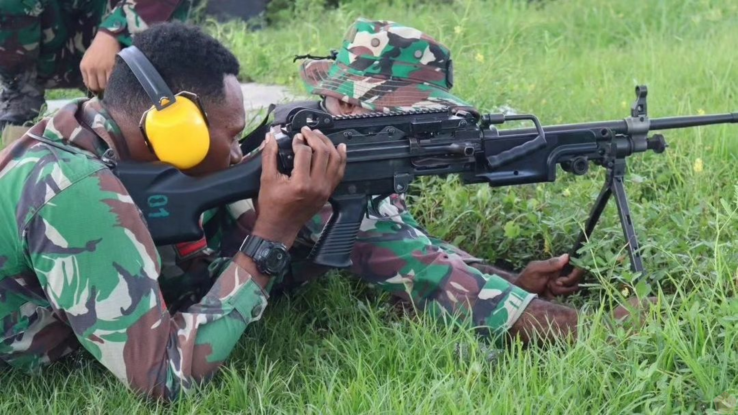 Asah Kemampuan, Yonif 755 Kostrad Latihan Menembak Senjata SO | Website ...