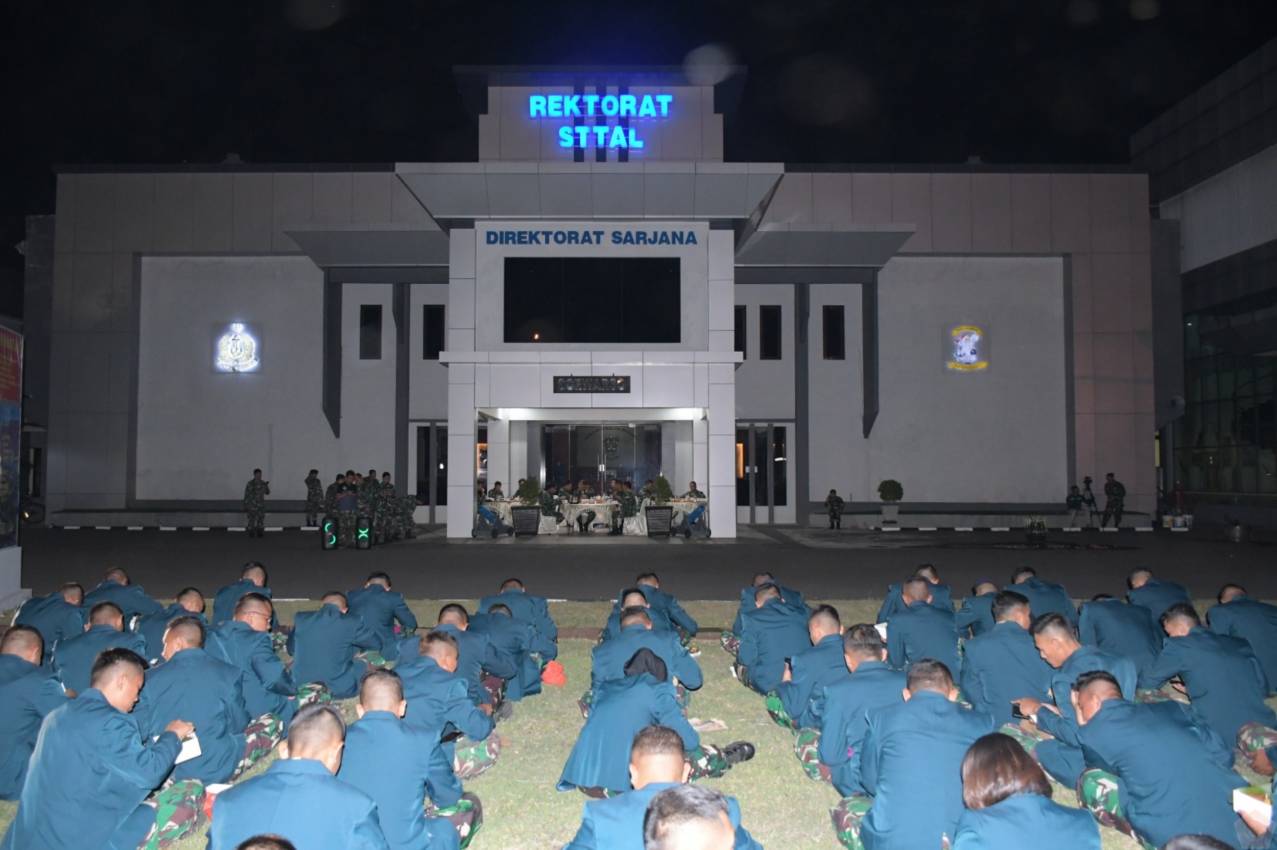 Tutup Masa Orientasi Mahasiswa TA.2023, STTAL Gelar Tradisi Penyerahan ...