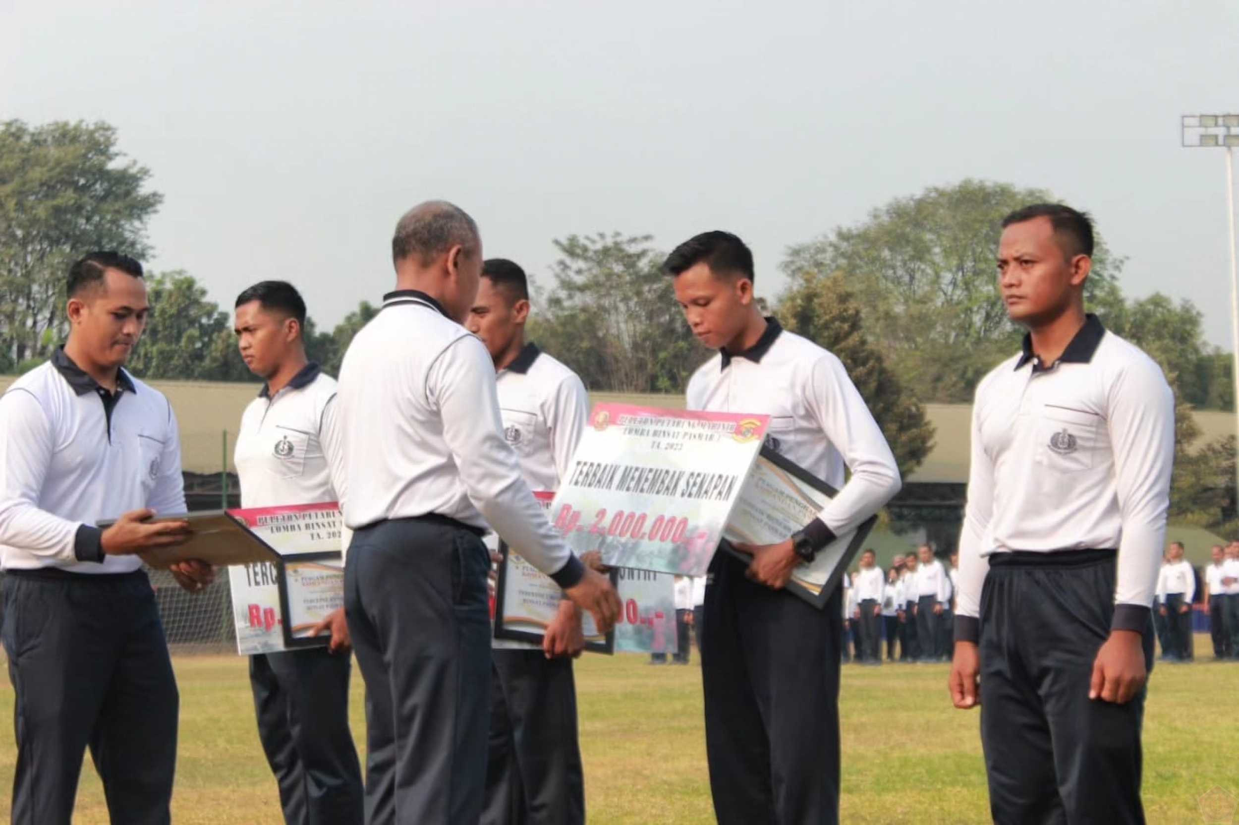 Prajurit Yonbekpal 1 Marinir Terima Piagam Penghargaan Dari Komandan ...