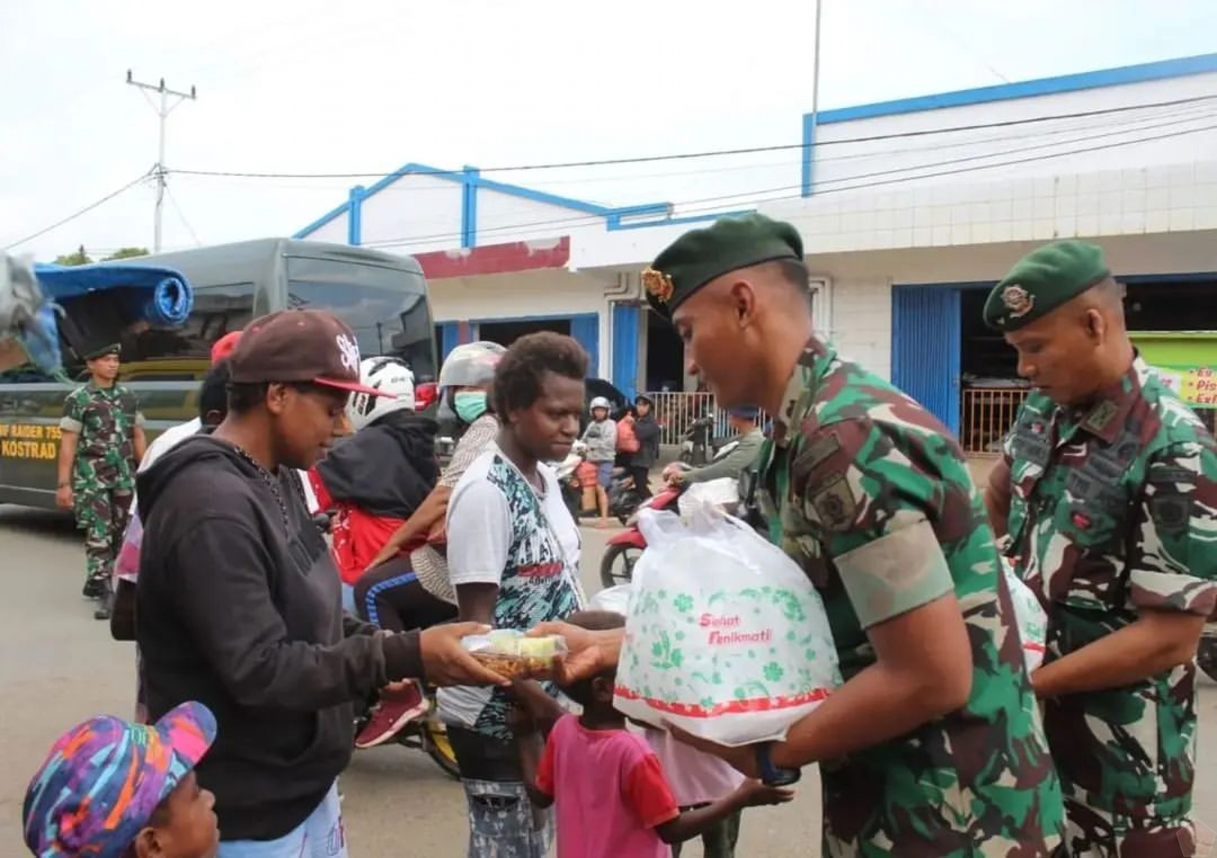 Atasi Kesulitan Rakyat, Yonif Rader 755 Kostrad Bagikan Nasi Kotak ...