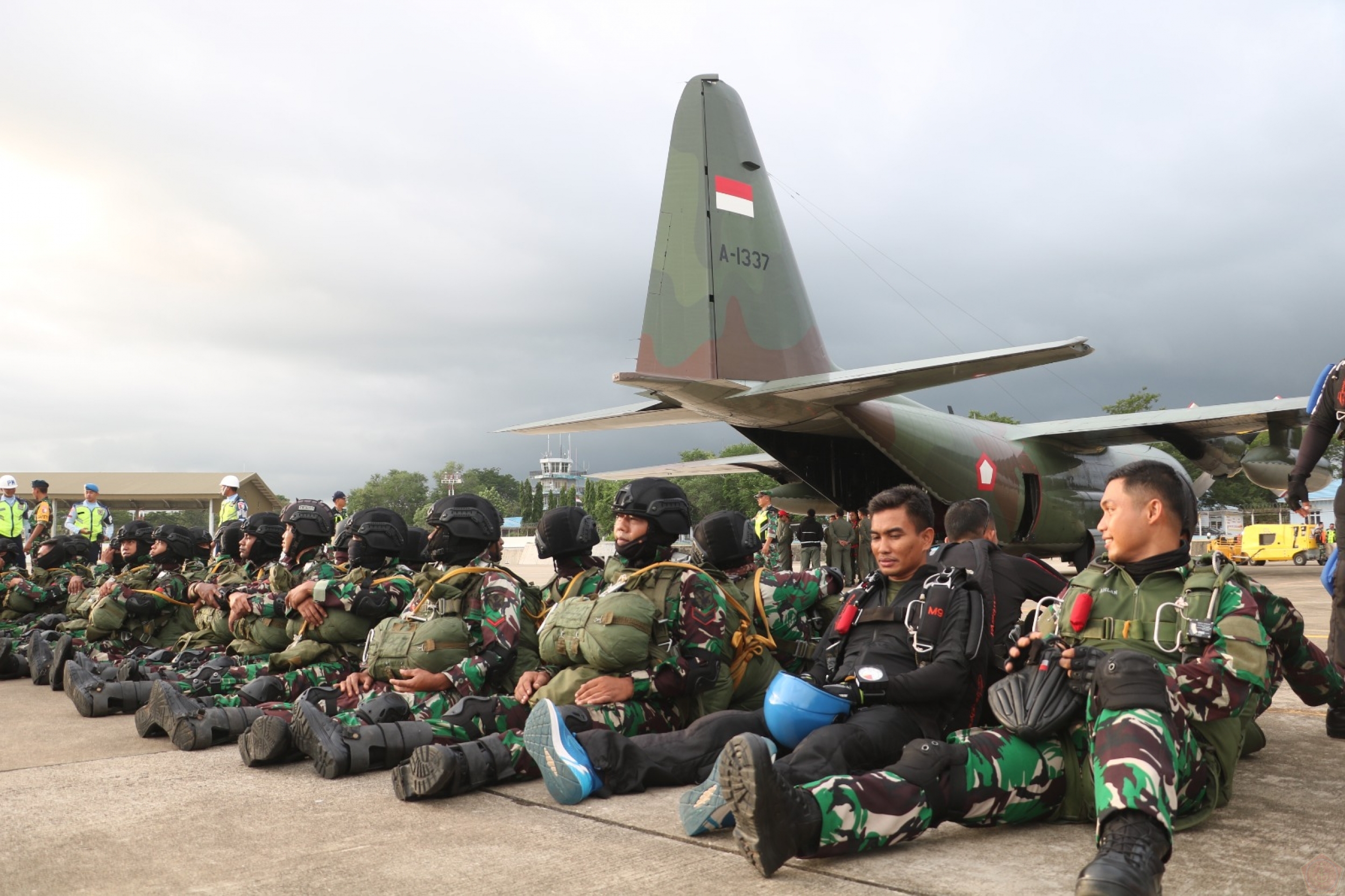 Jaga Profesionalitas Di Perbatasan, Kipan C Yonko 466 Kopasgat Jungar Statik Dan Freefall Di ...