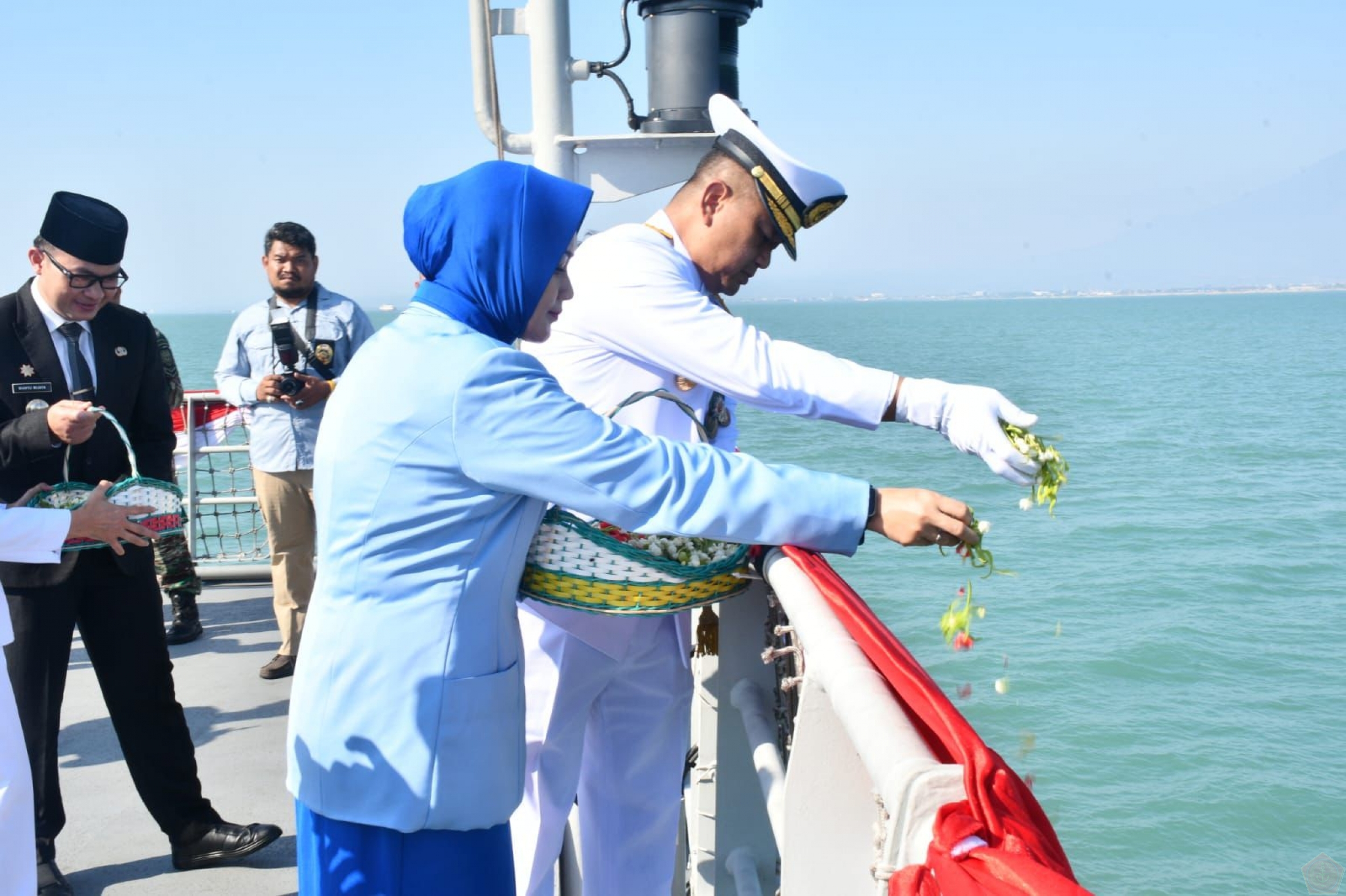 Wujud Penghormatan Kepada Pahlawan, TNI AL Gelar Tabur Bunga Di ...