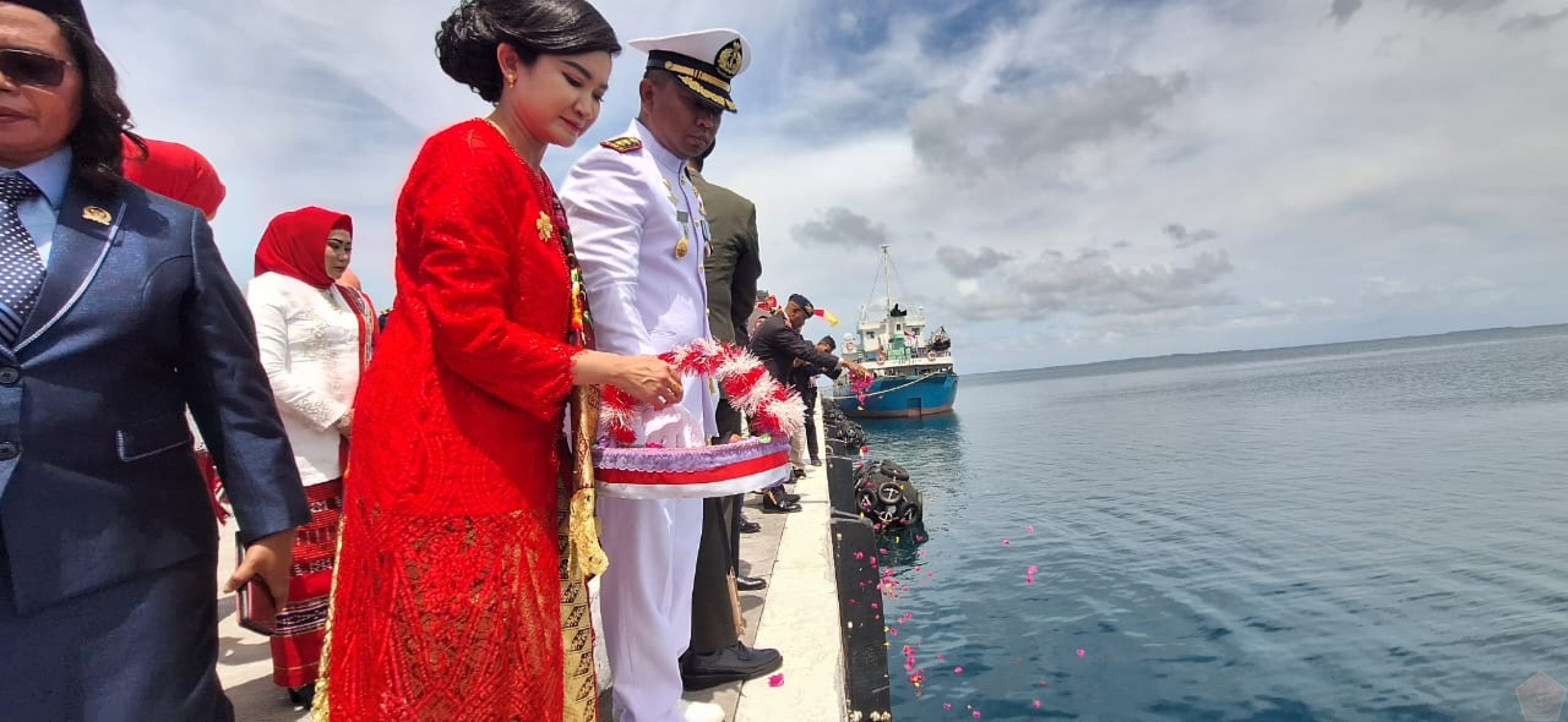Pangkalan TNI AL Saumlaki Laksanakan Upacara Larung Bunga dan Tabur ...