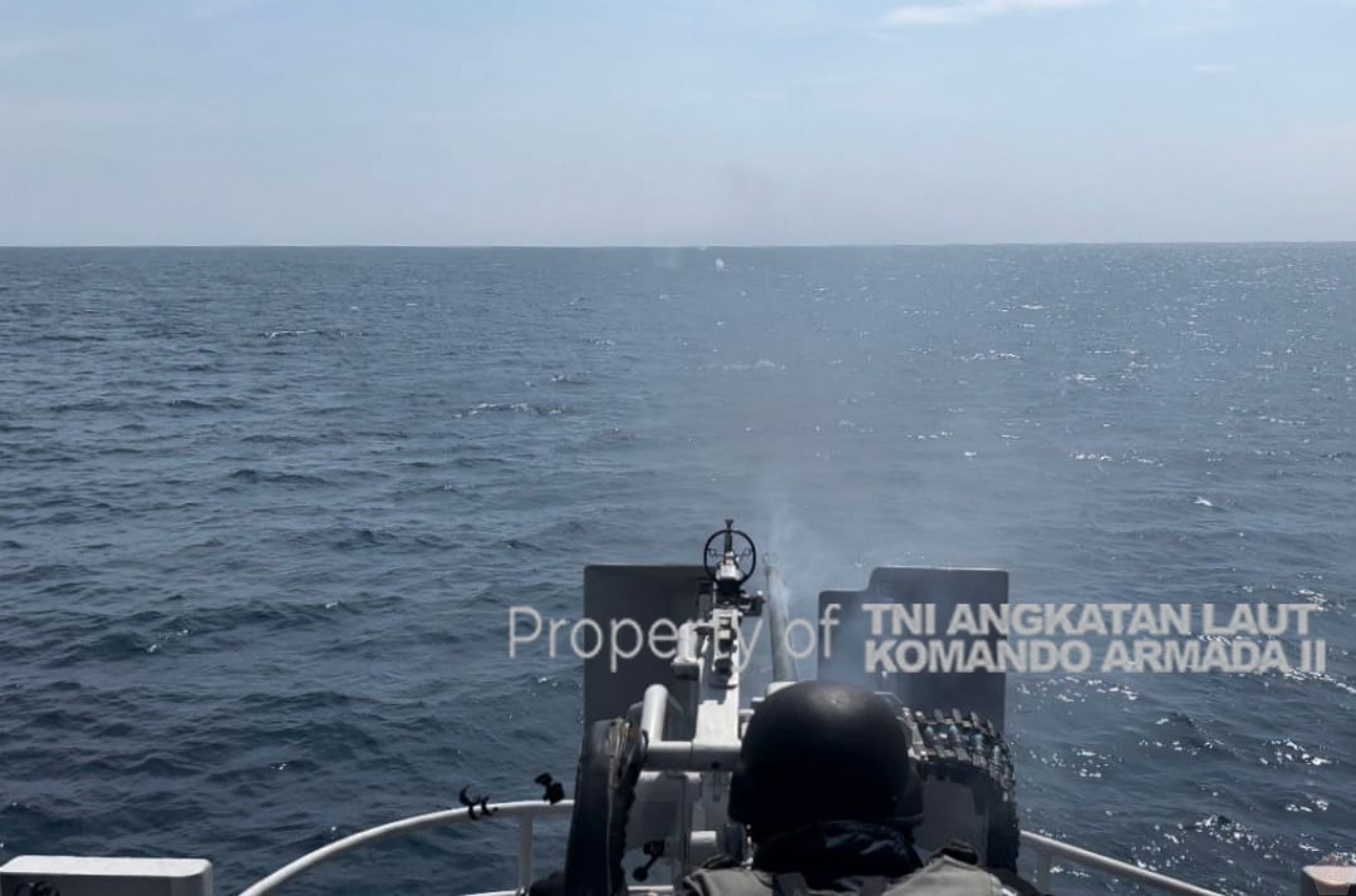 Di Tengah Melaksanakan Tugas Operasi, KRI Mandau-621 Pertajam Naluri ...