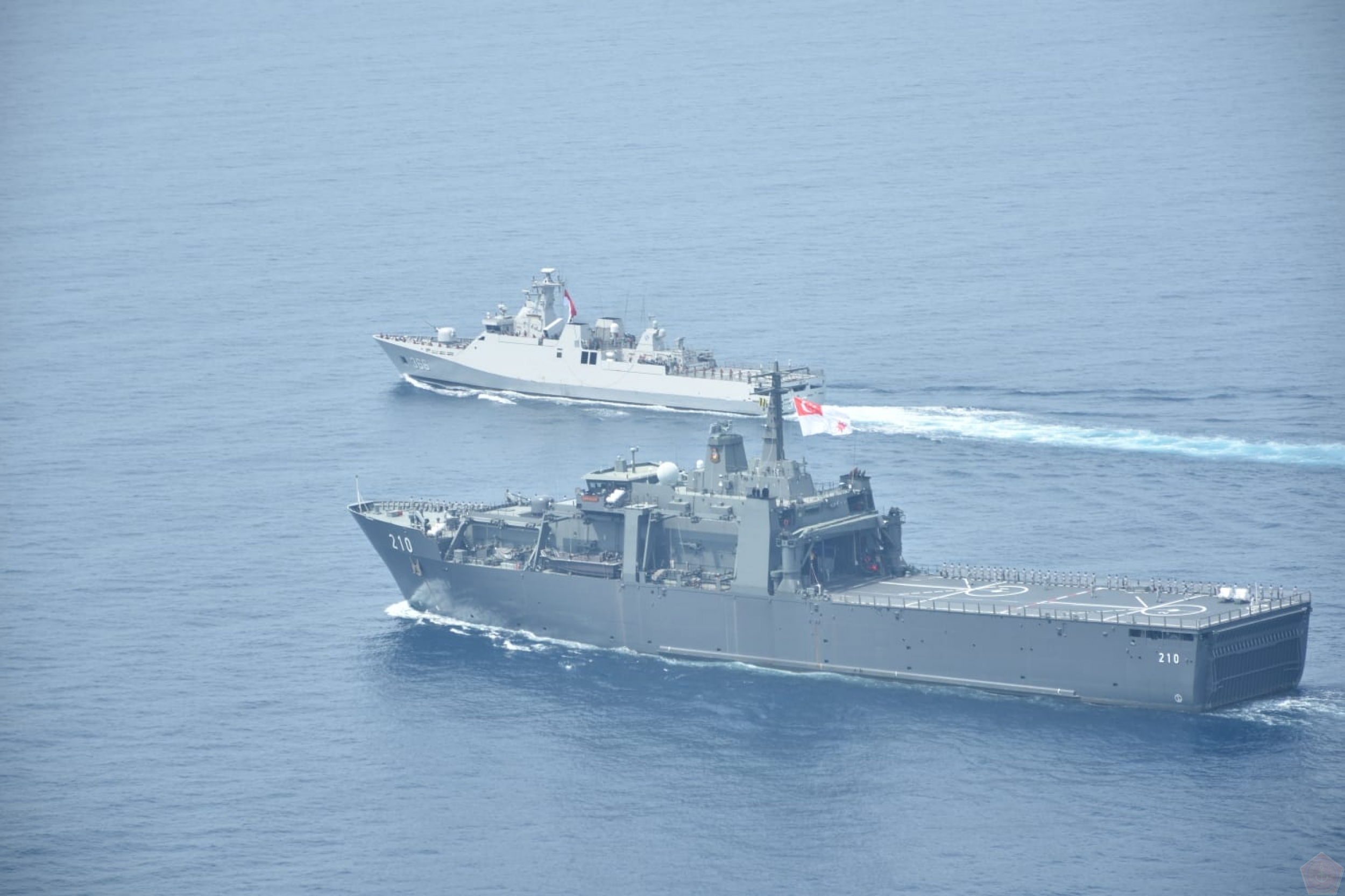 KRI Sultan Hassanudin-366 Bersama KRI Sampari-628 Laksanakan Passing ...