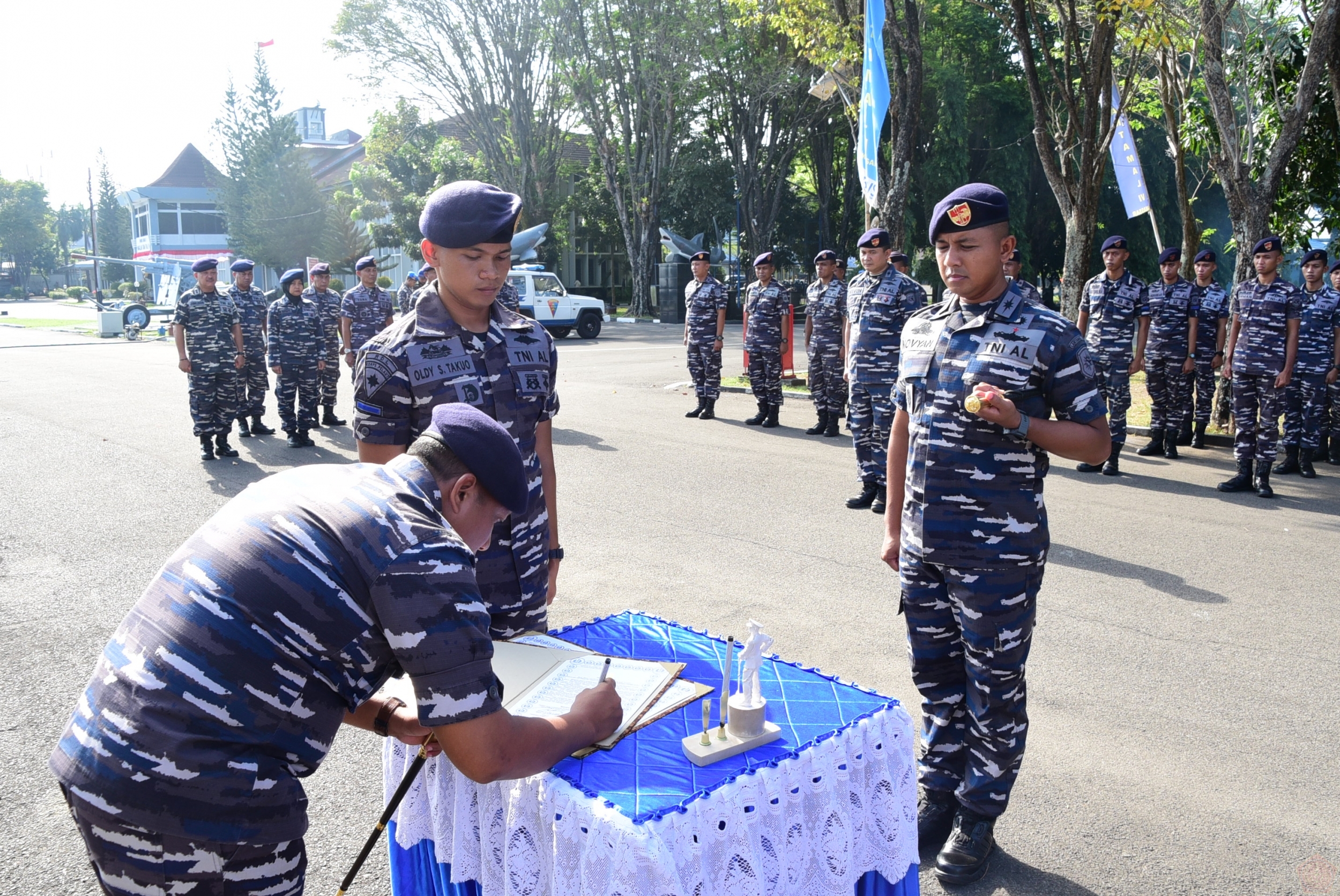 Pengukuhan Jabatan Komandan KRI Badau-841 Satuan Kapal Patroli Lantamal ...