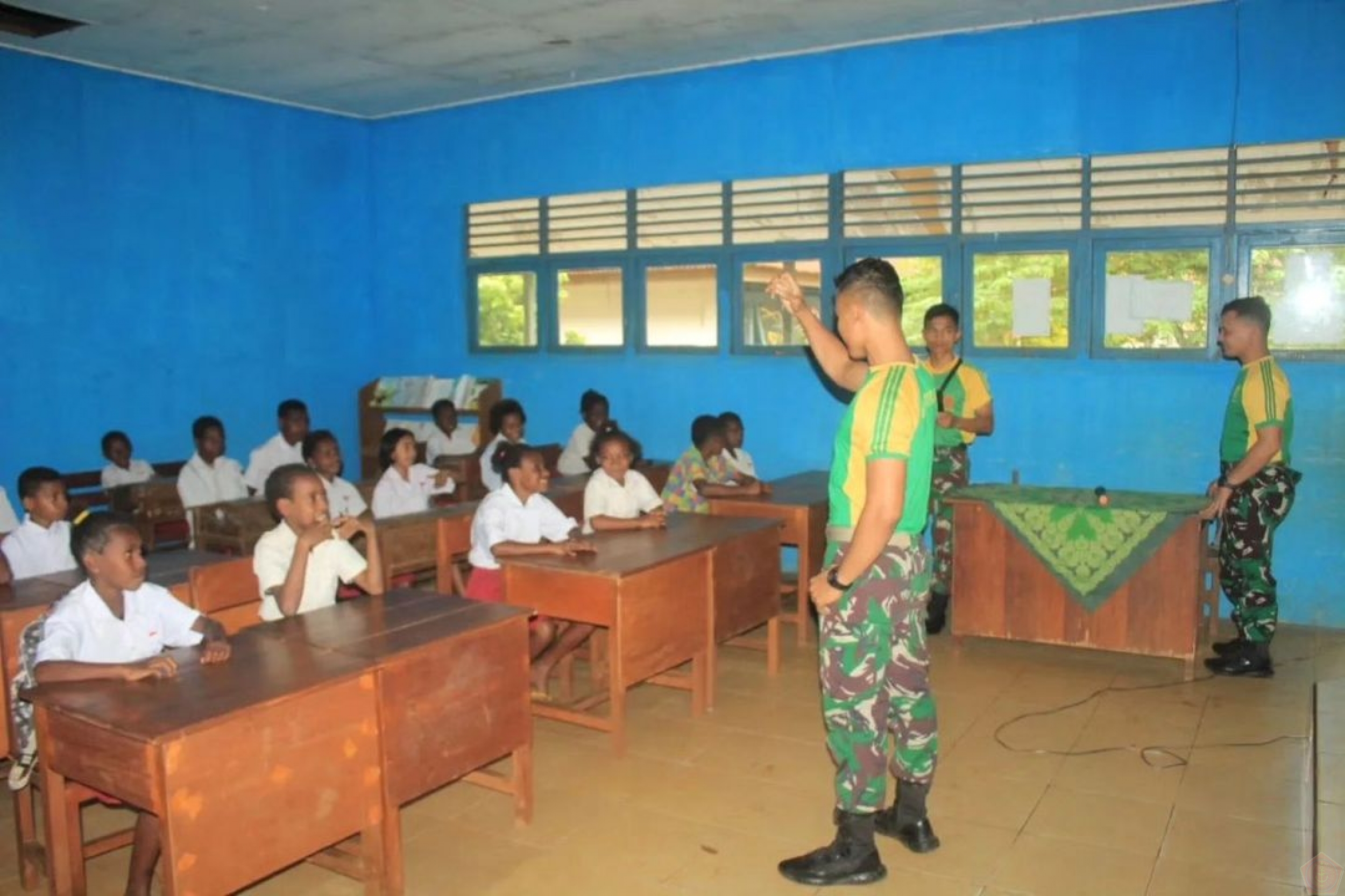 Prajurit Yonif 755 Kostrad Tanamkan Jiwa Bela Negara Kepada Anak Bangsa ...
