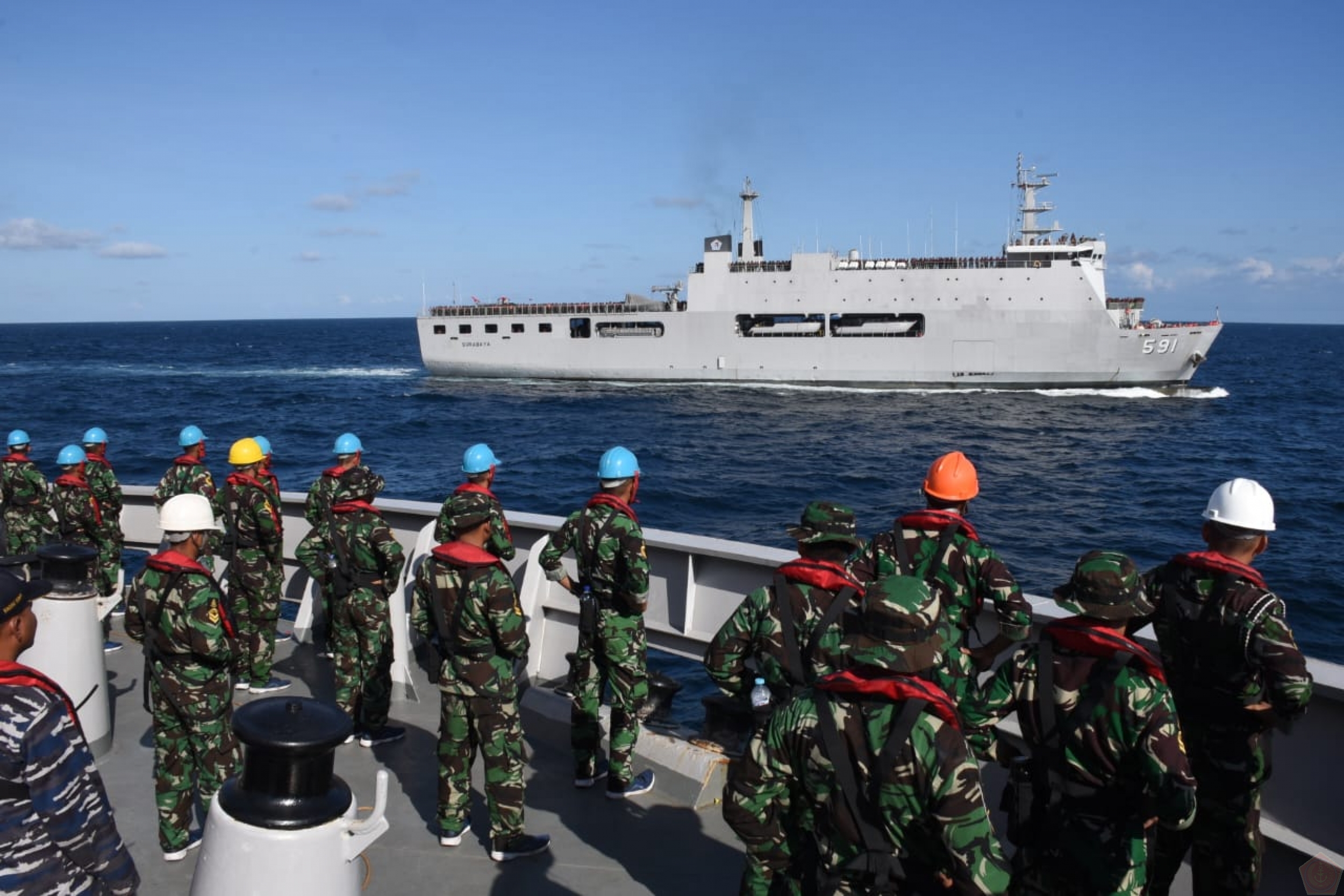 KRI MKS-590 Dan KRI SBY-591 Berikan Pengenalan Kehidupan Di Laut Kepada ...