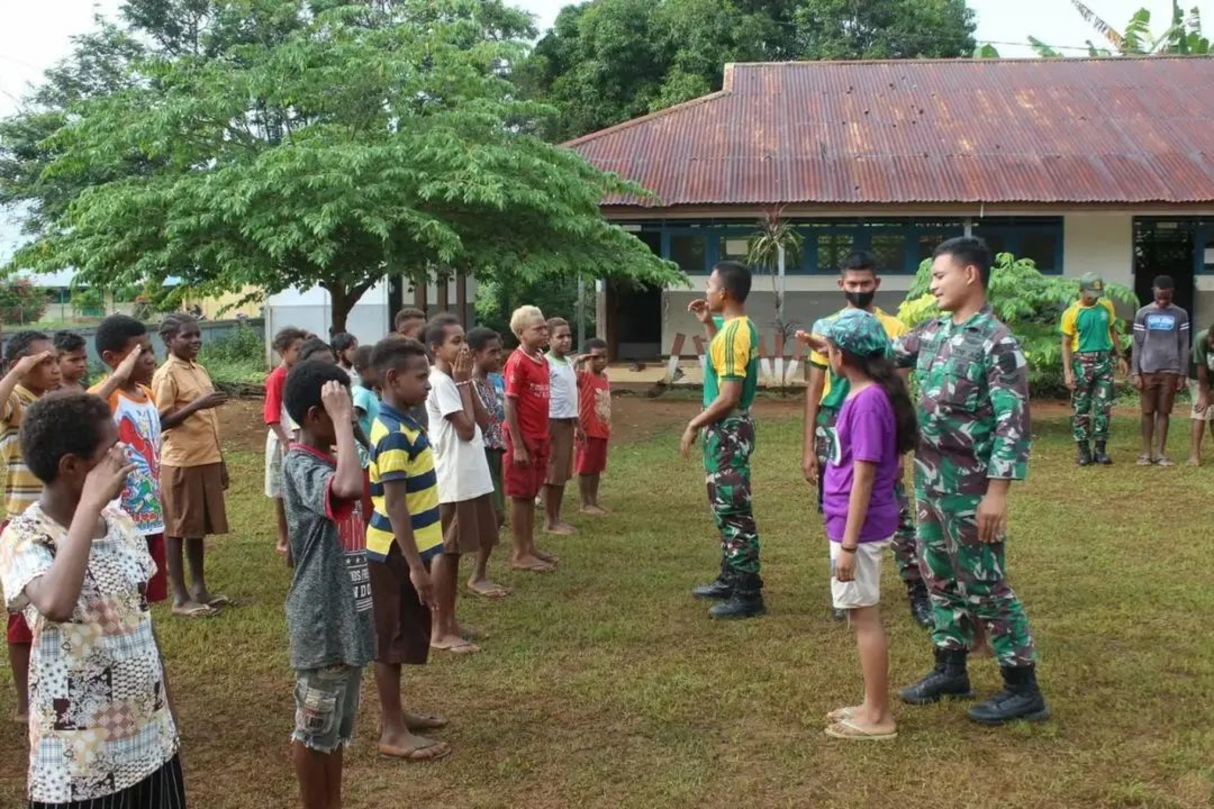 Yonif Raider 755 Kostrad Menanamkan Rasa Cinta Tanah Air kepada Anak ...