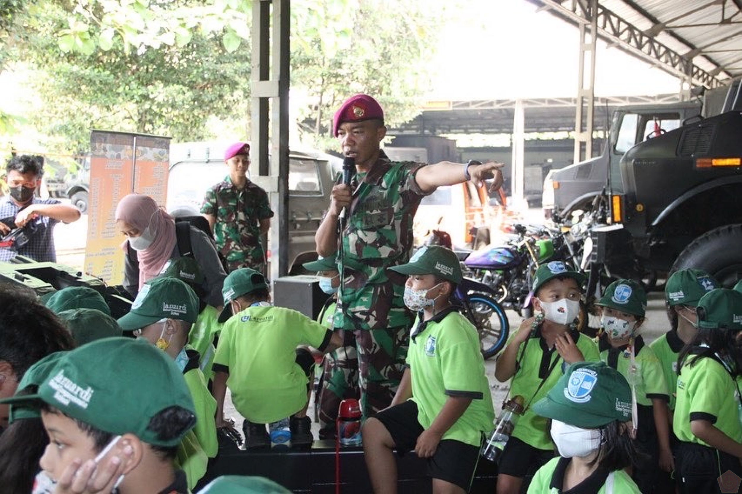 Ajang Kunjungan TK Lazuardi Prajurit Batalyon Howitzer 1 Marinir Pamerkan Meriam Howitzer 105 Mm ...