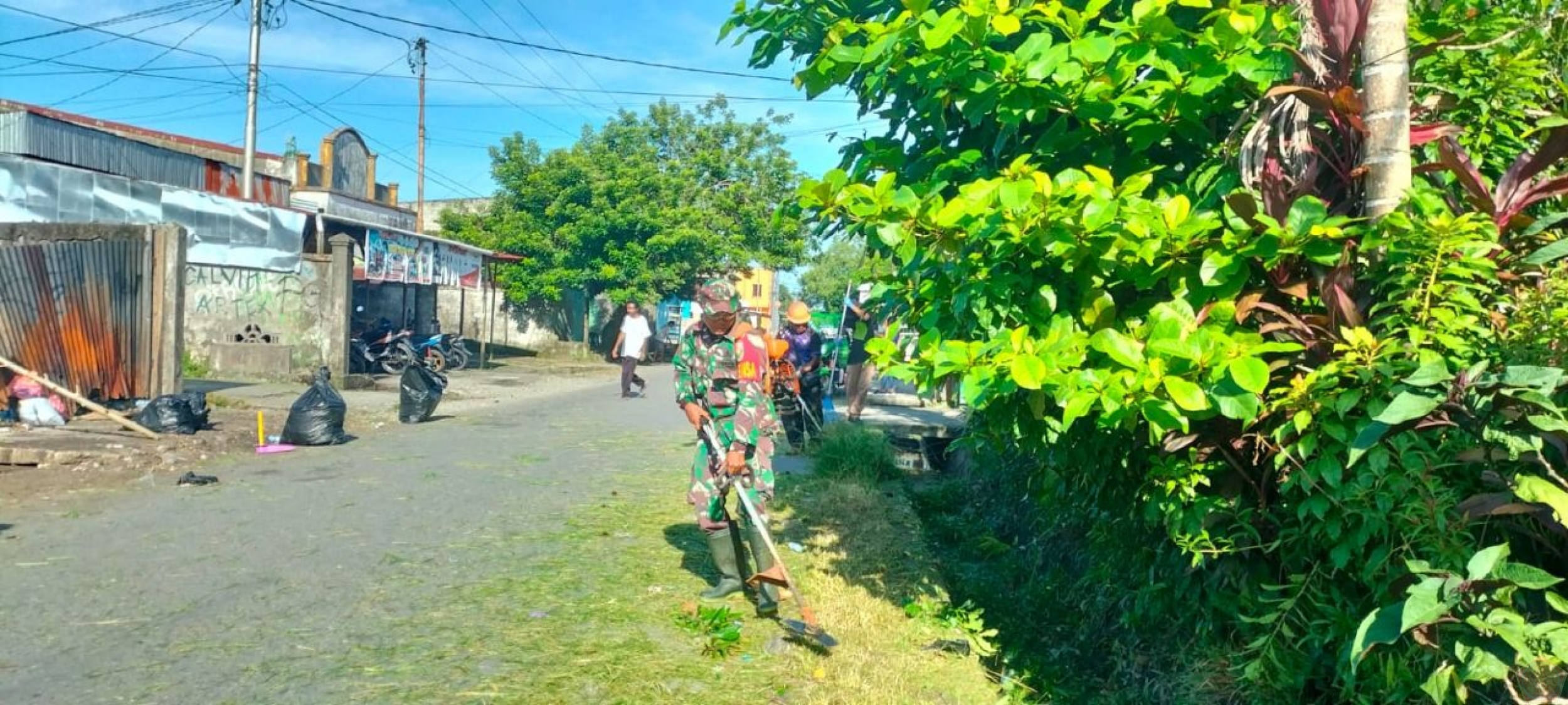 Babinsa Timika Bersama Warga Gotong Royong Bersihkan Jalan | Website ... Babinsa Timika Bersama Warga Gotong Royong Bersihkan Jalan | Website ...