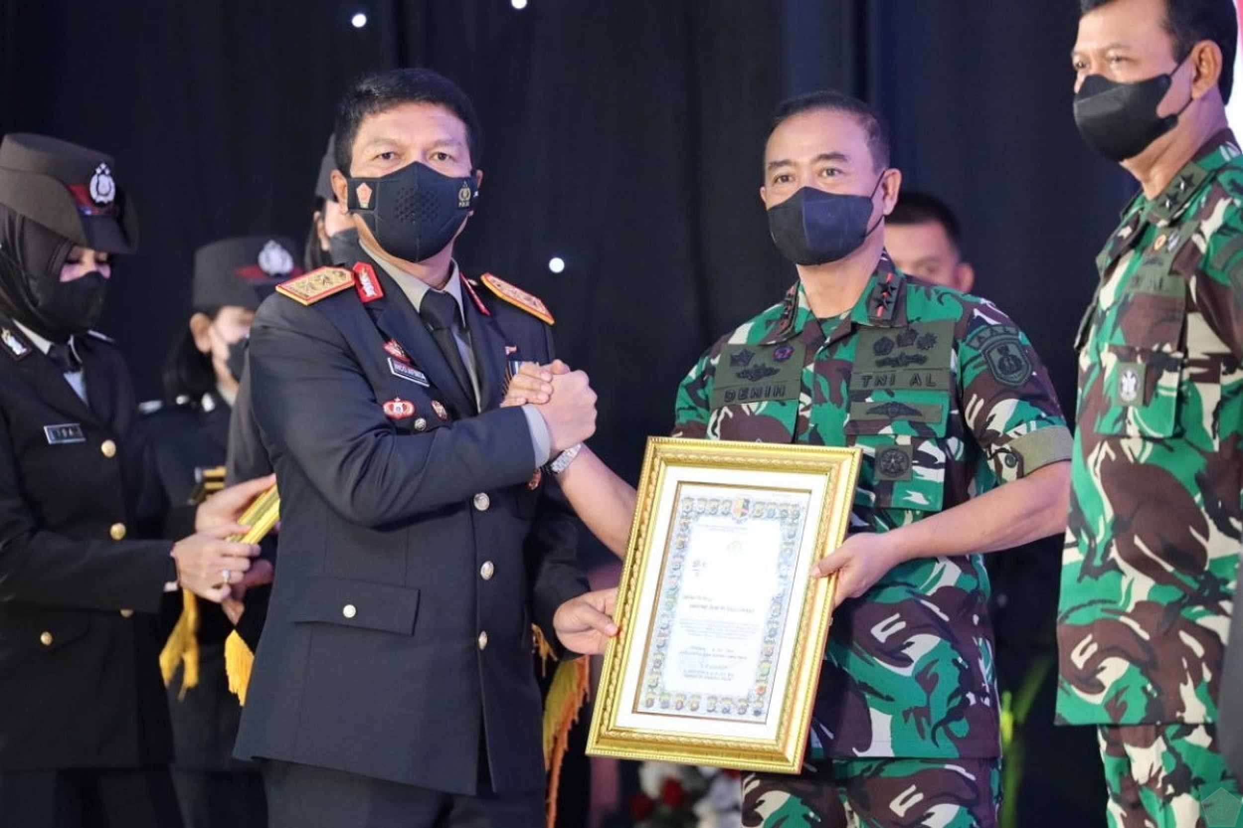 Gubernur AAL Terima Penghargaan Tan Hana Dharma Mangrva Dari Kapolda Jatim | Website Tentara ...