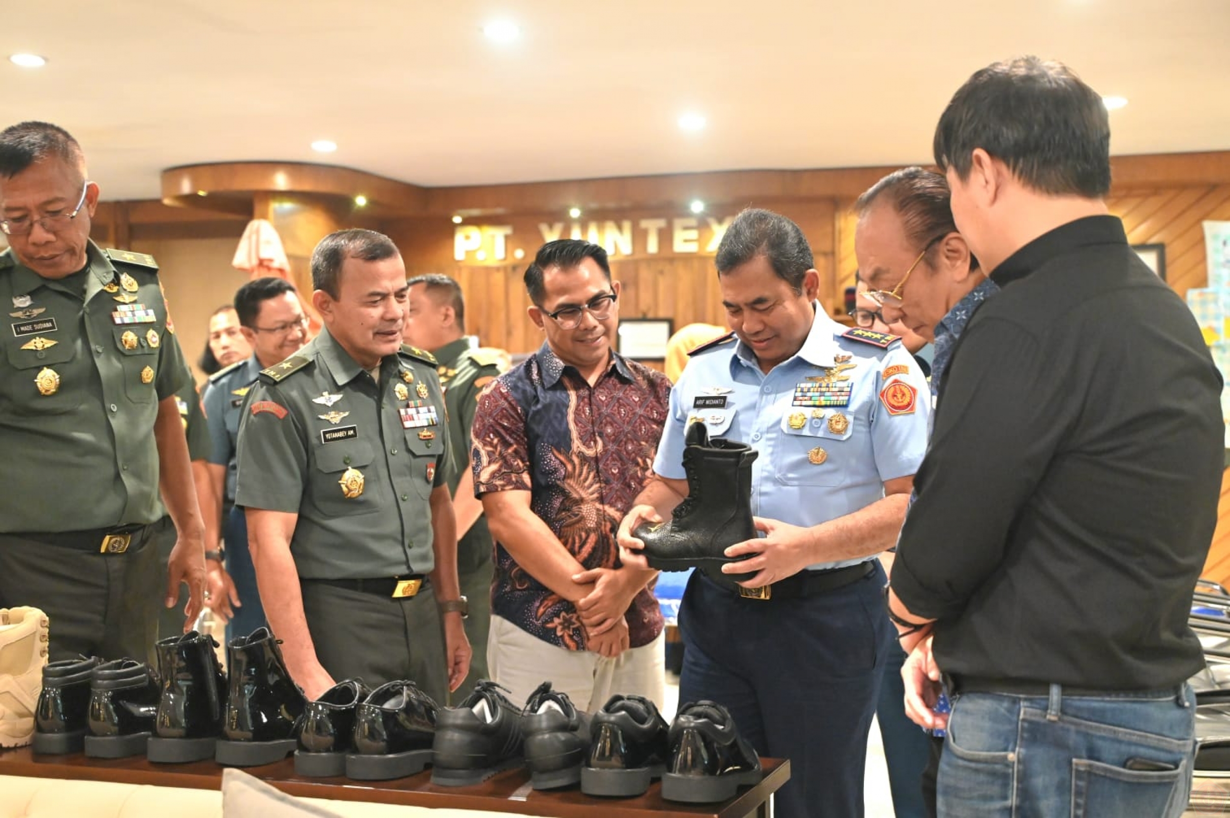 Mengenal Lebih Dekat Produk Dalam Negeri Sepatu TNI-Polri | Website ...