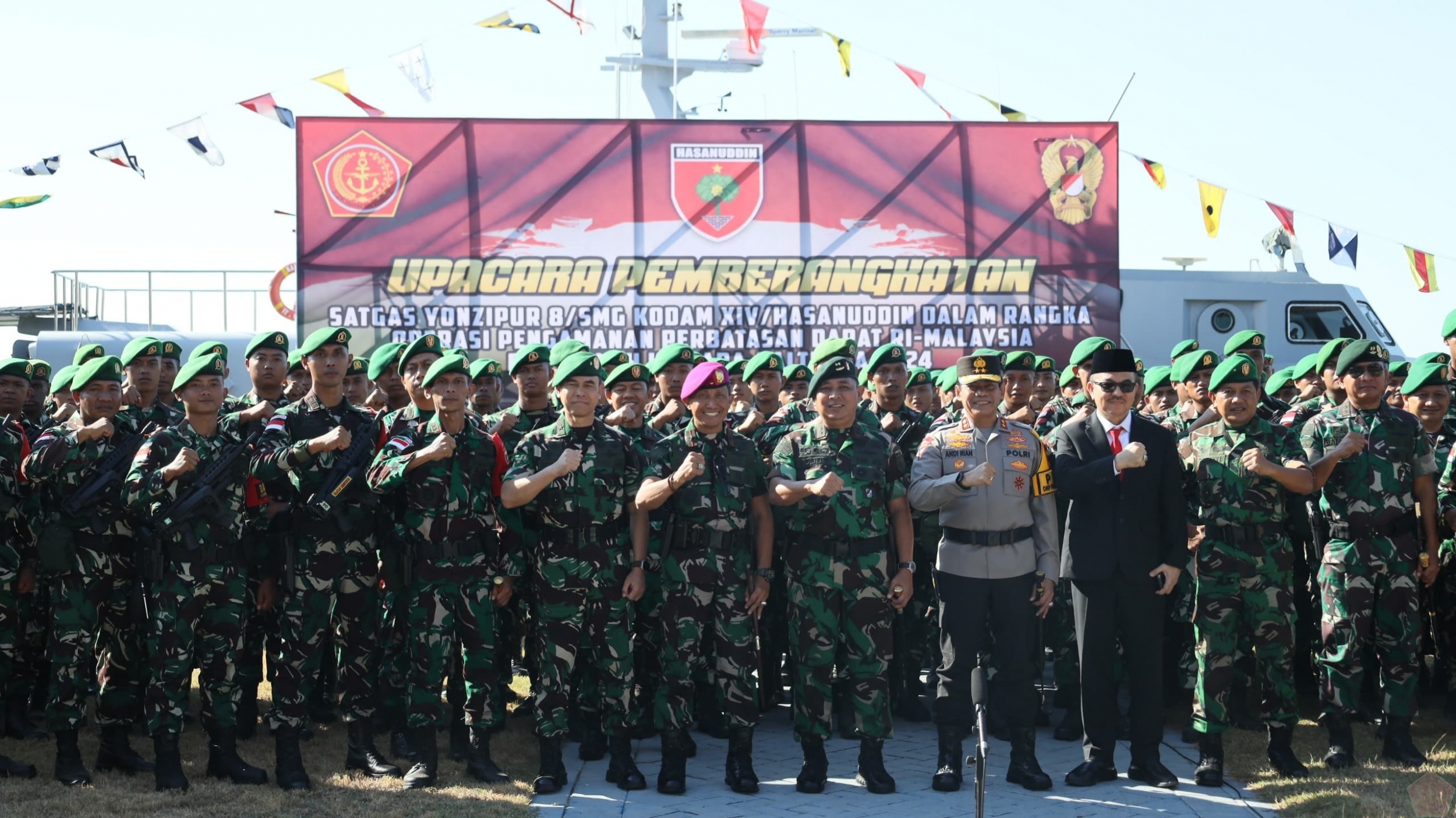 Upacara Pemberangkatan Satgas Pamtas RI-Malaysia (Kaltim) Yonzipur 8 ...