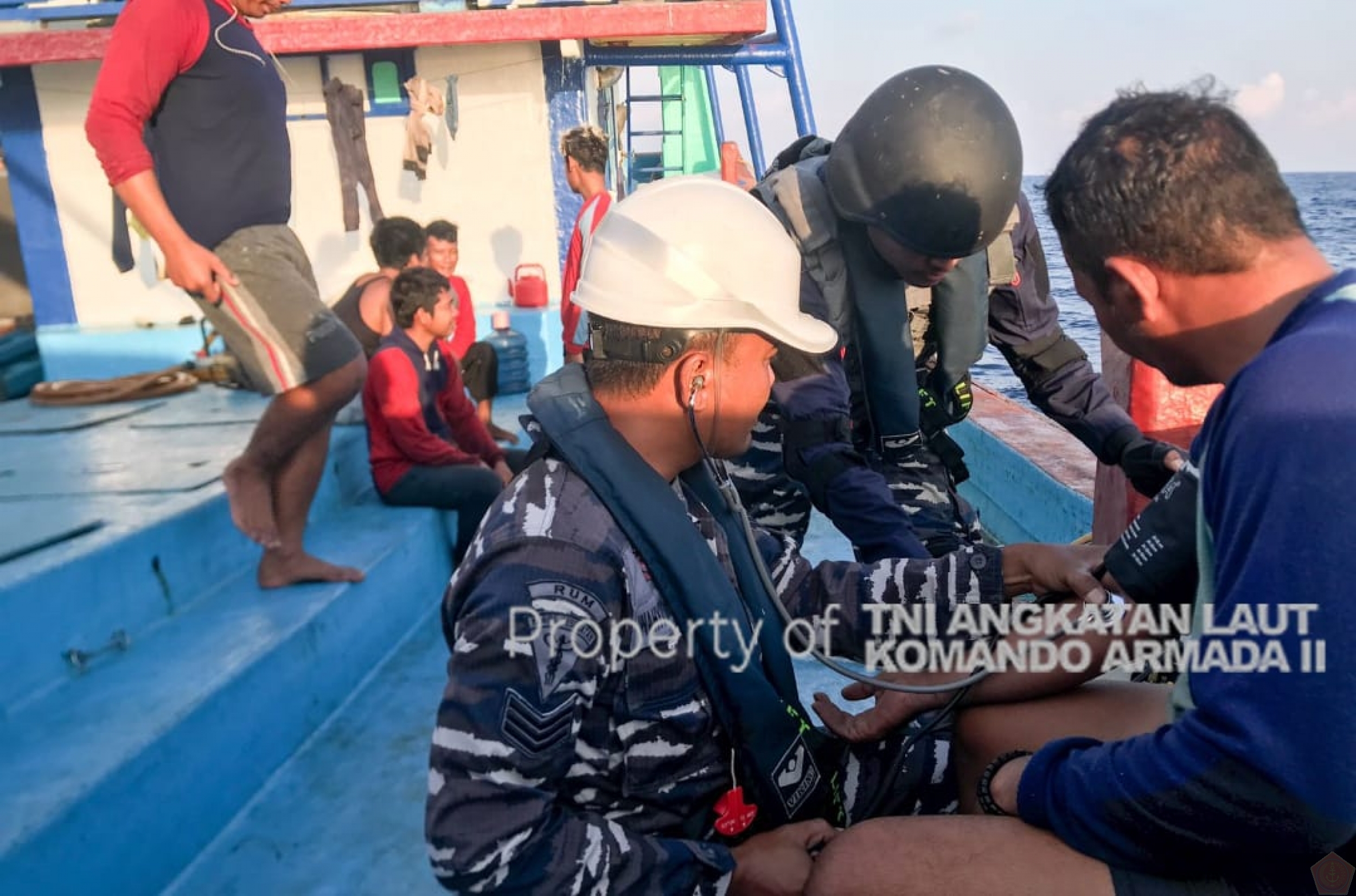 KRI Mandau-621 Berikan Pelayanan Kesehatan Kepada Nelayan di Perairan ...
