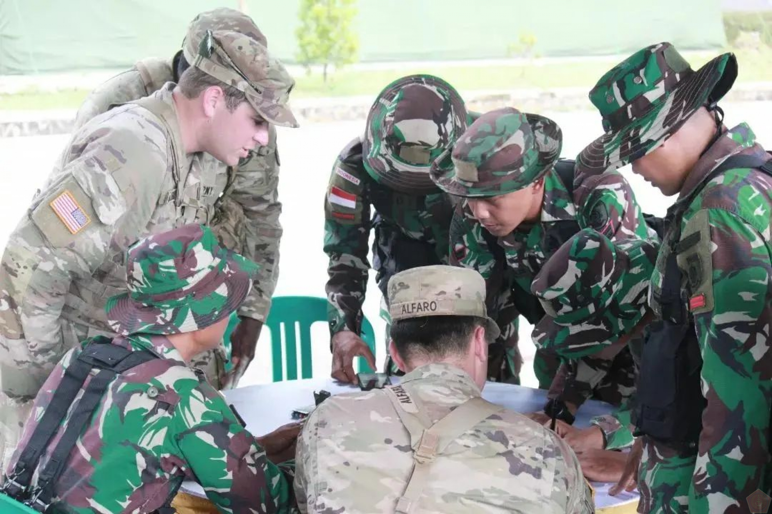 US ARMY dan Yonif Para Raider 330 Kostrad Latihan Navigasi Darat ...