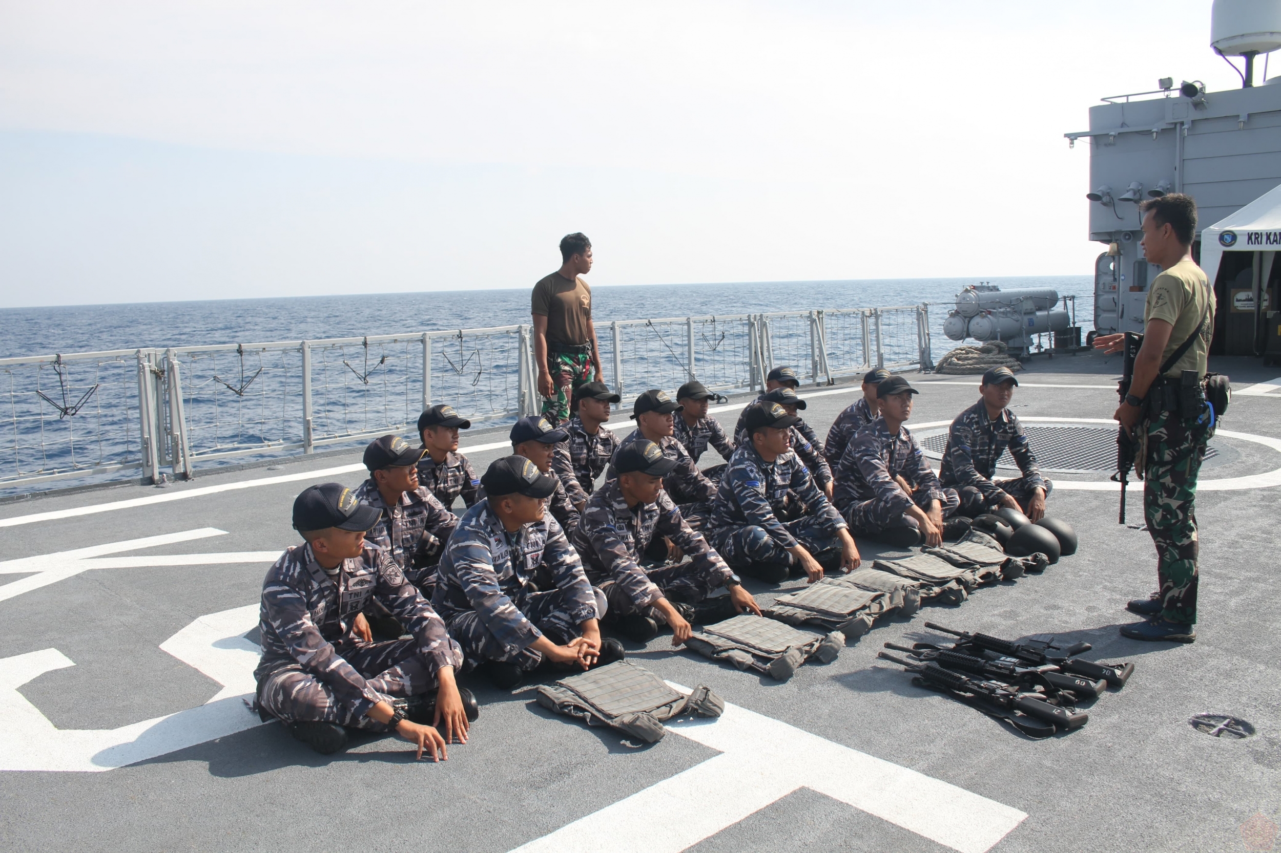 Tingkatkan Kemampuan Prajurit, KRI KST-356 Laksanakan Latihan VBSS ...