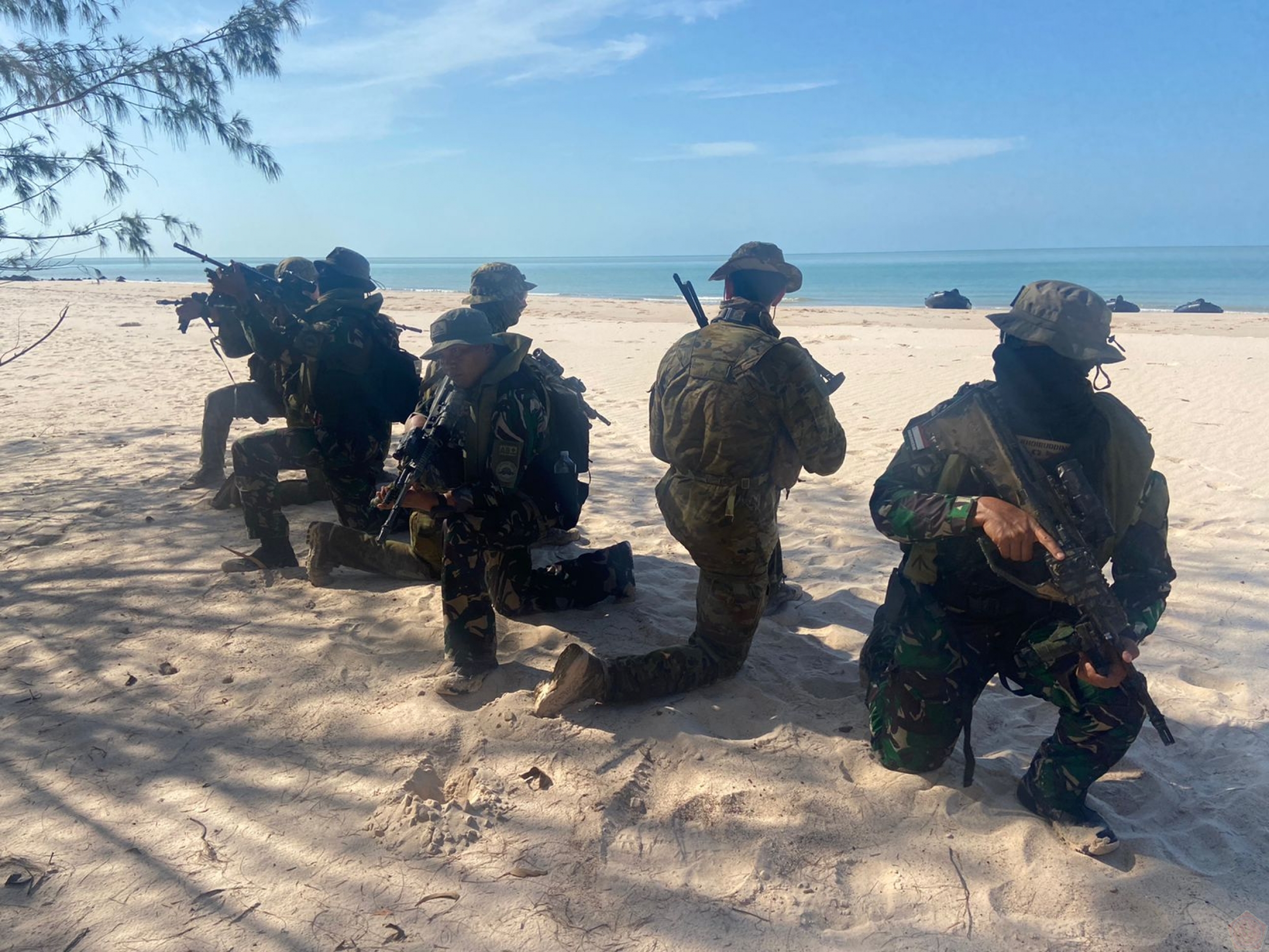 Prajurit Hiu Petarung TNI AL Laksanakan Latihan Pendaratan Amfibi Di ...