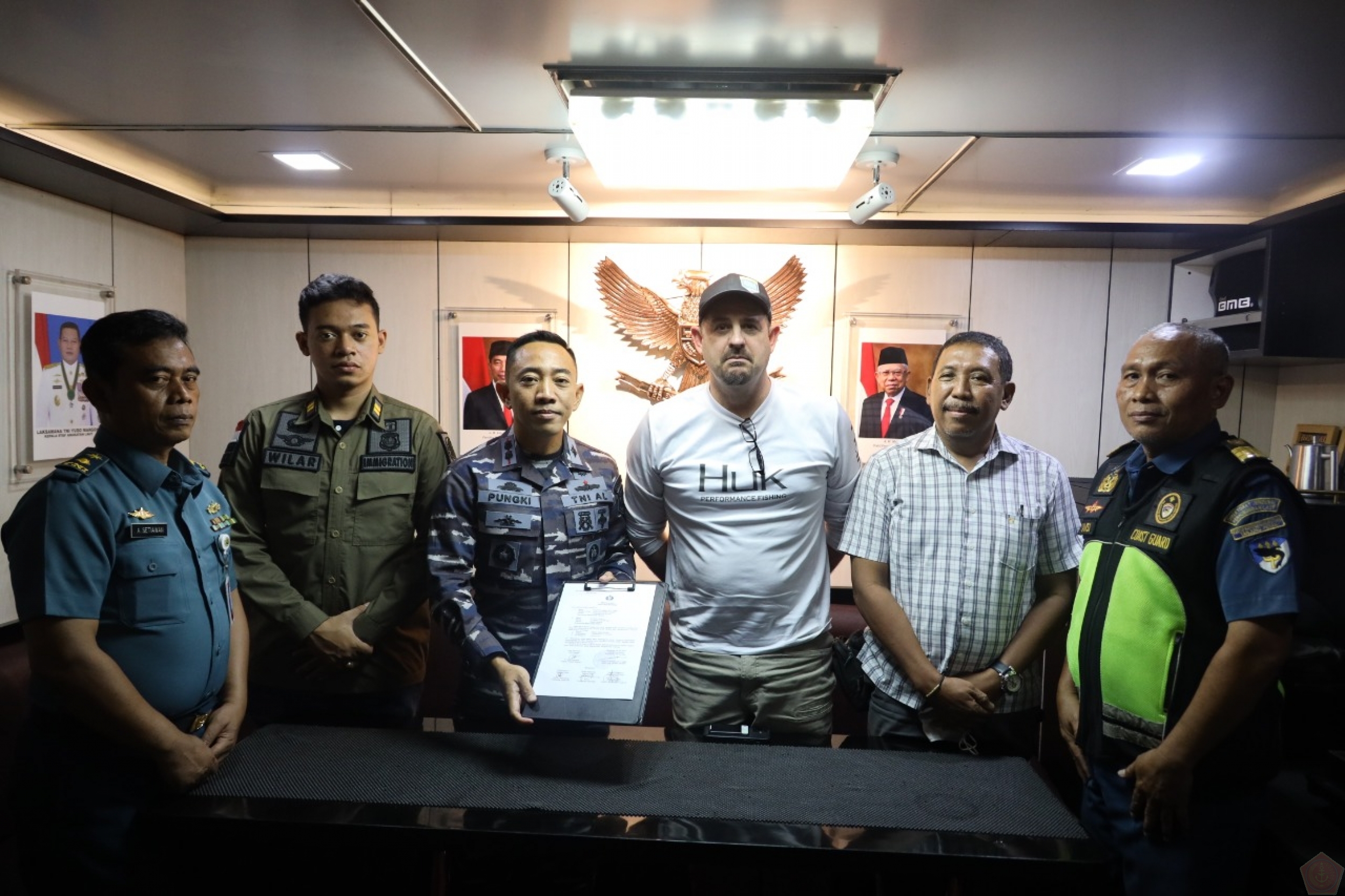 TNI AL KRI Hiu-634 Evakuasi Warga Amerika Serikat Crew MSV. Ocean ...