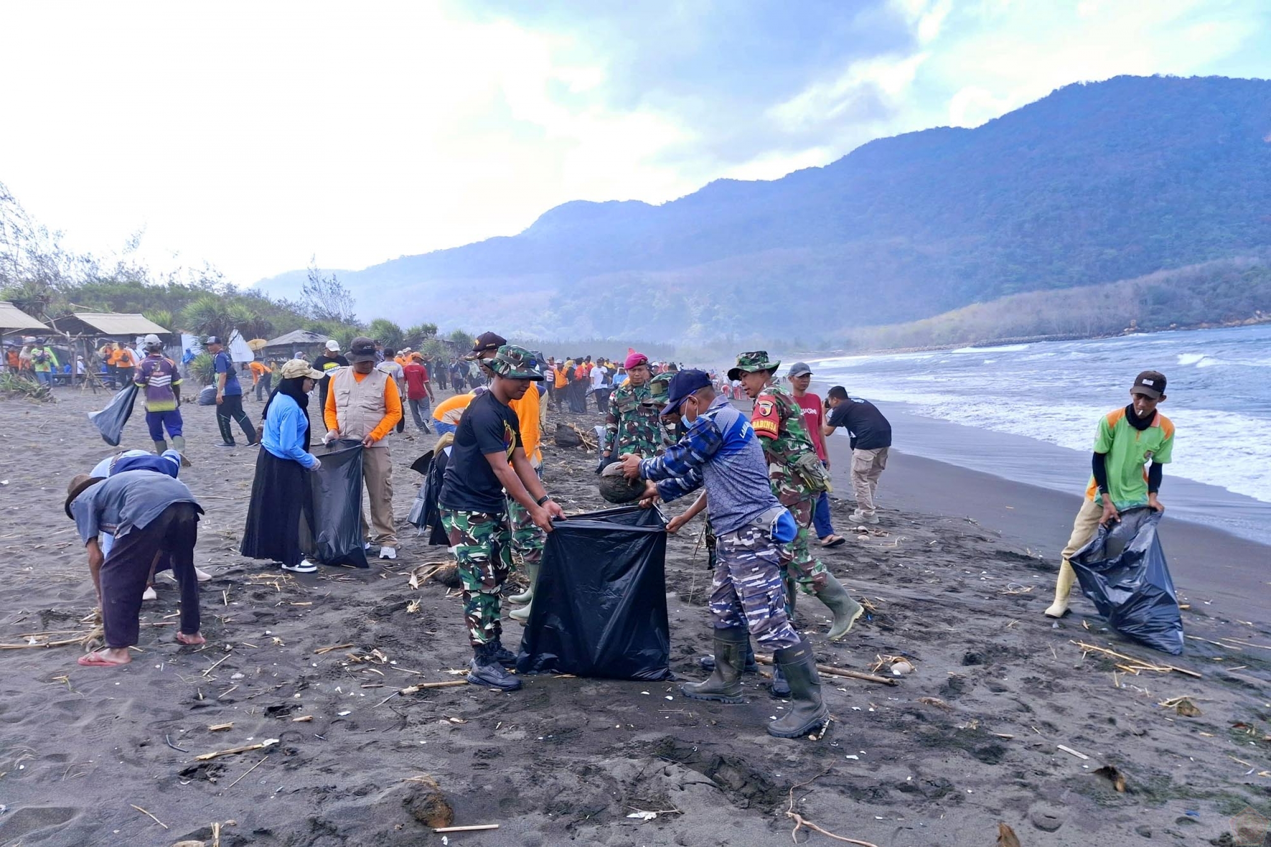 Prajurit Satgasmar Pulau Nusa Barung Bersinergi Dalam Aksi Bersih ...